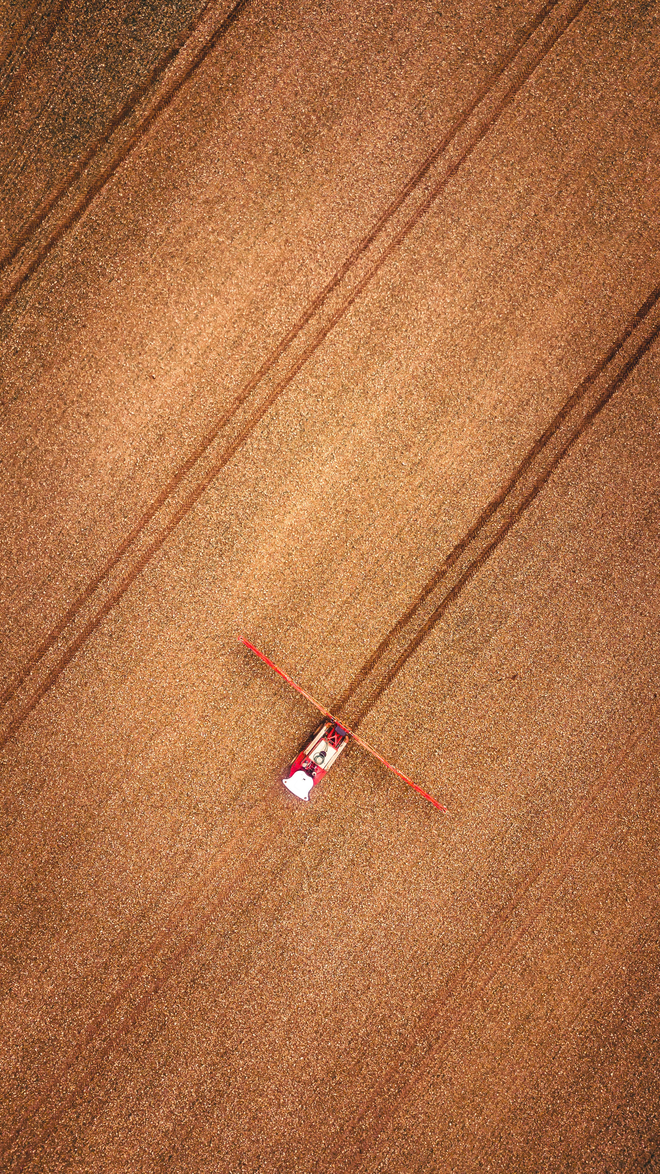 Foto Una vista aérea de una cometa volando en el cielo – Imagen Marrón ...