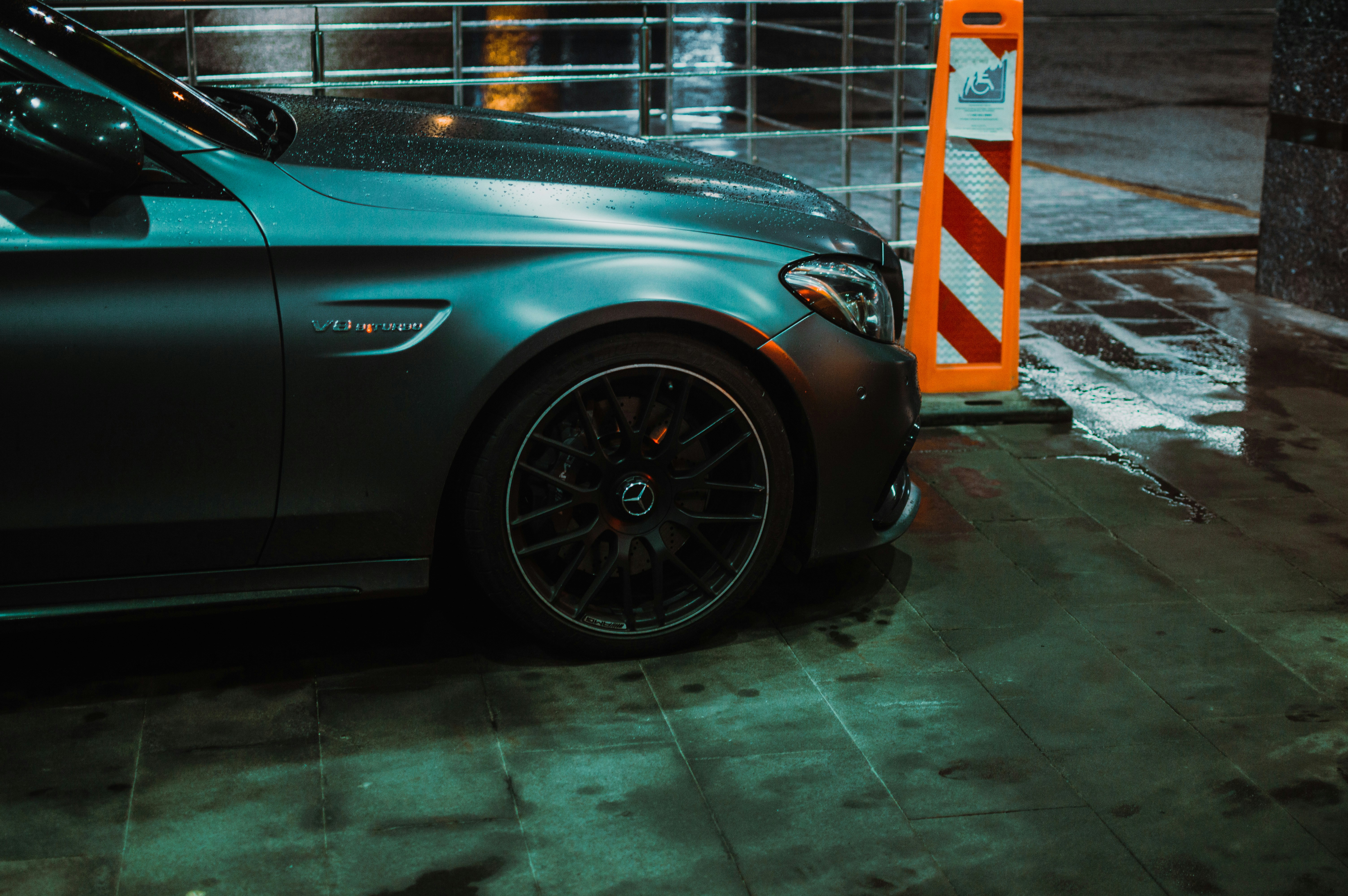 Une voiture garée devant un panneau de signalisation photo – Photo ...