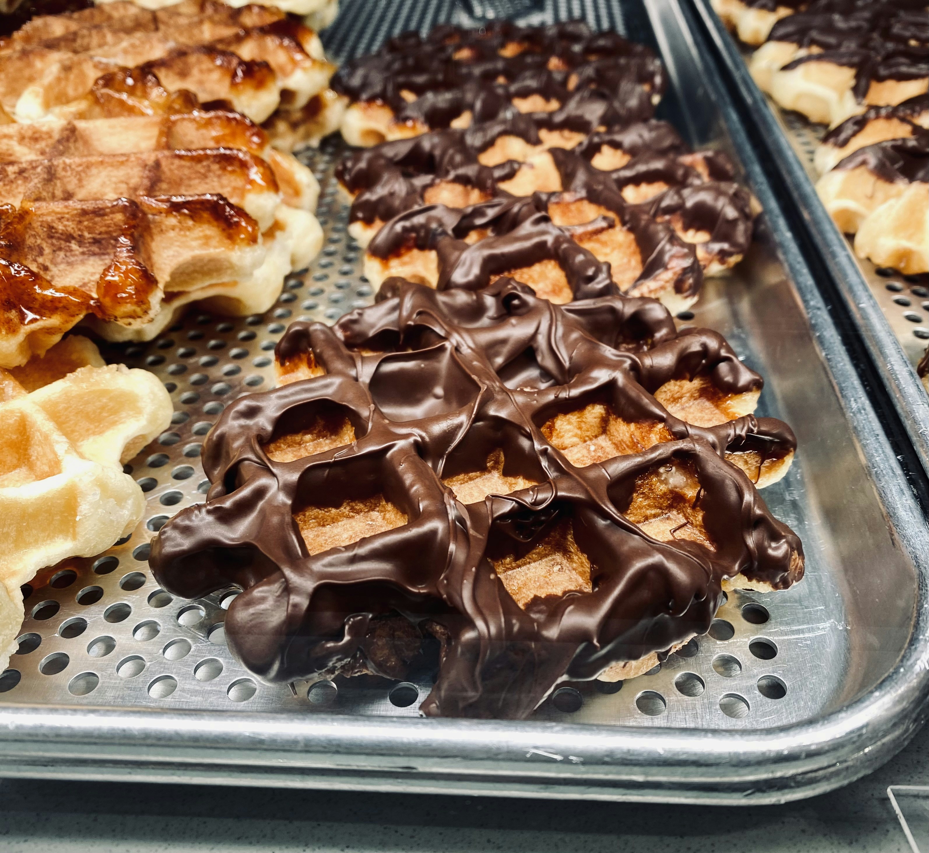 A close up of waffles and other pastries on a tray photo – Free Food ...