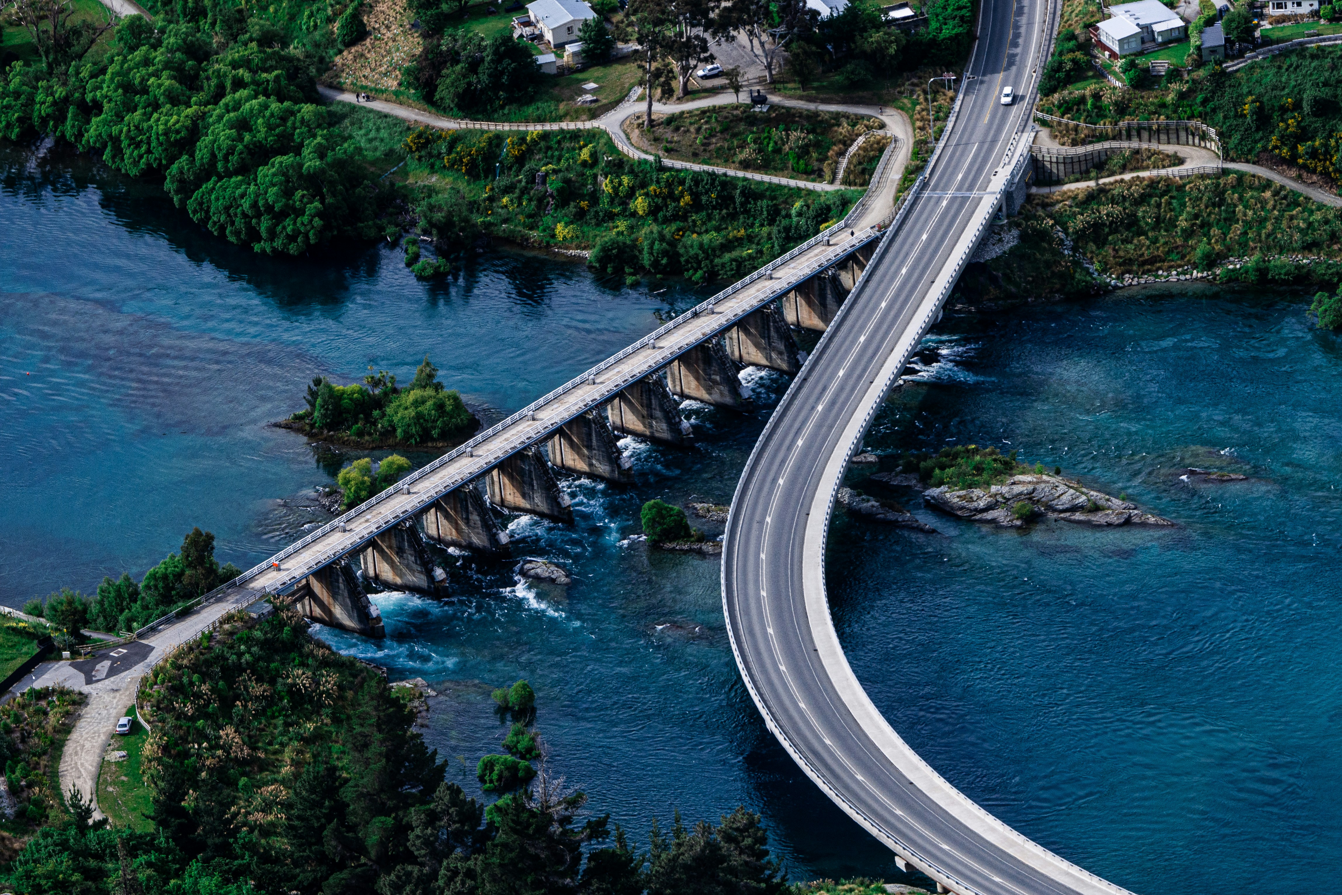 An aerial view of a bridge over a body of water photo – Free Deer park ...