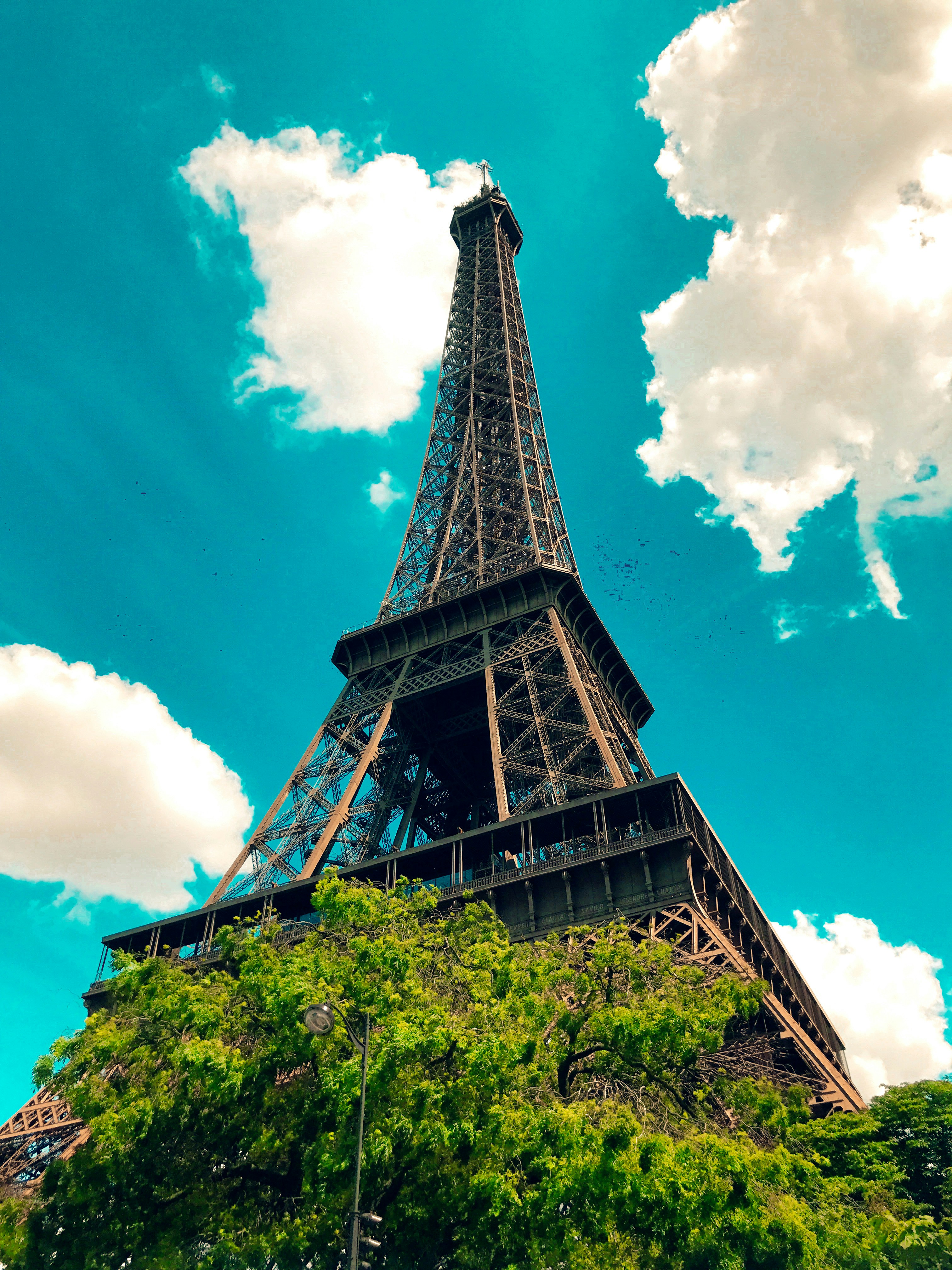 パリの街にそびえるエッフェル塔の写真 – Unsplashの建物の無料画像