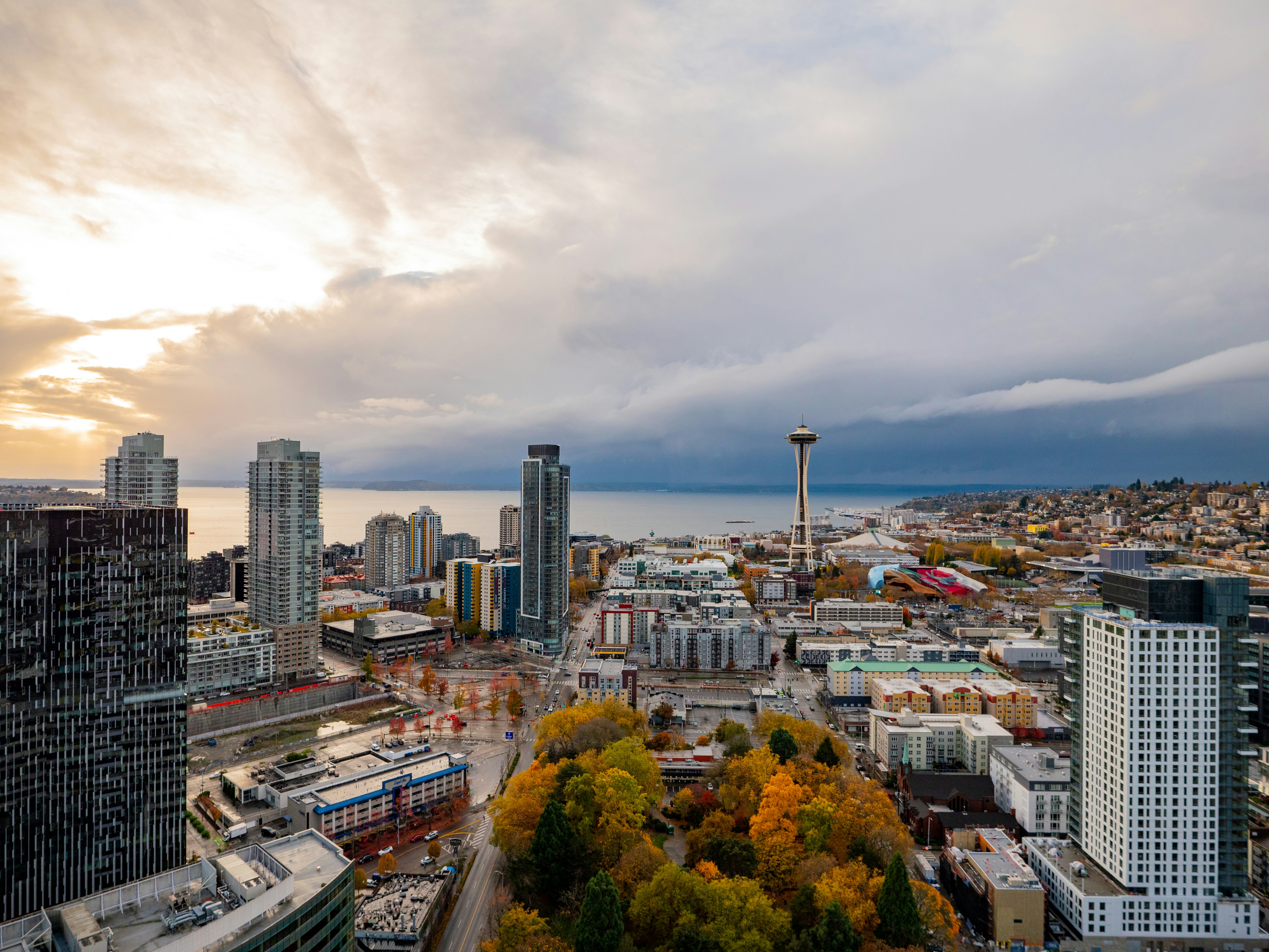Foto zum Thema Blick auf eine Stadt mit hohen Gebäuden – Kostenloses ...