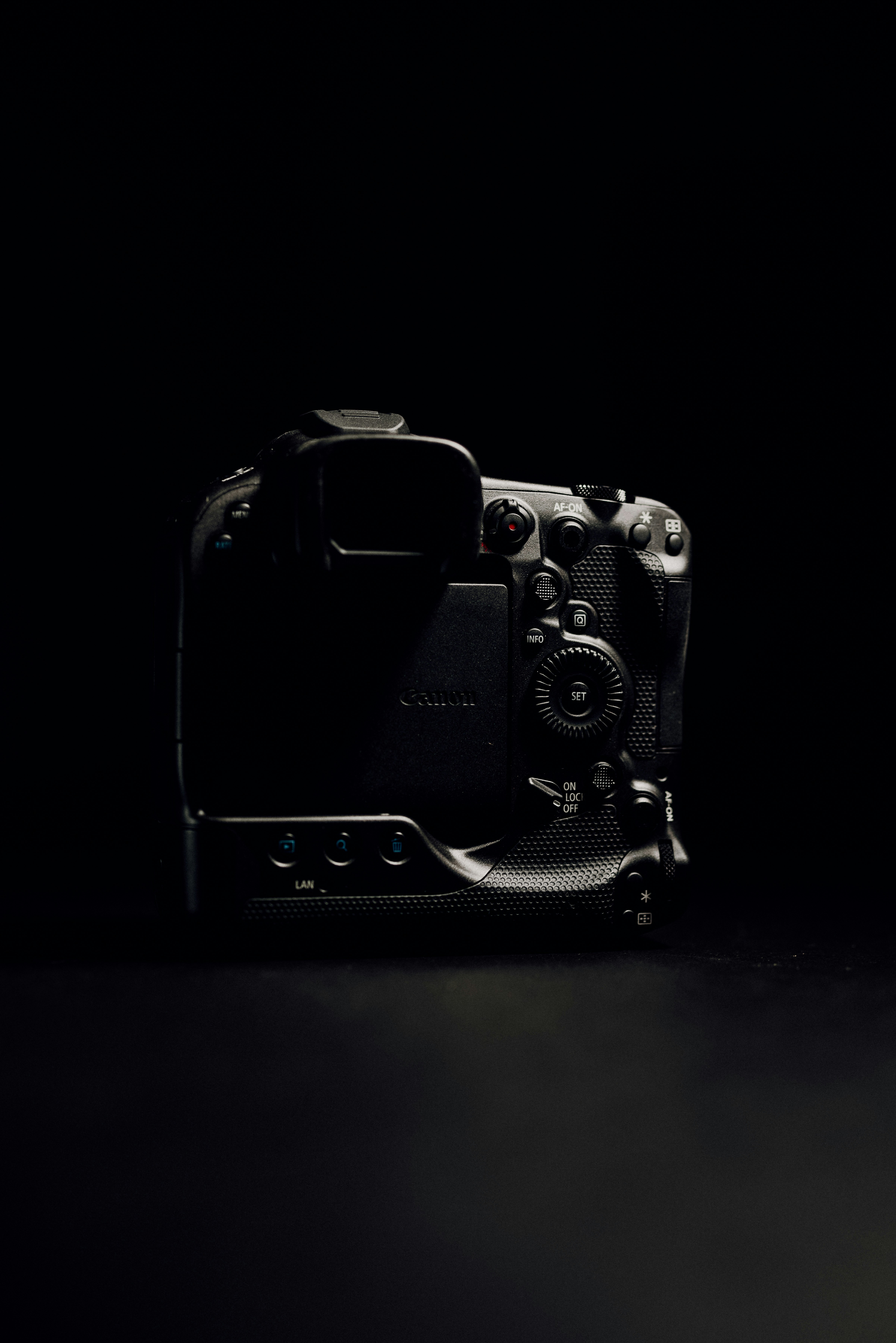 A camera sitting on a table in the dark photo – Free Camera Image on ...