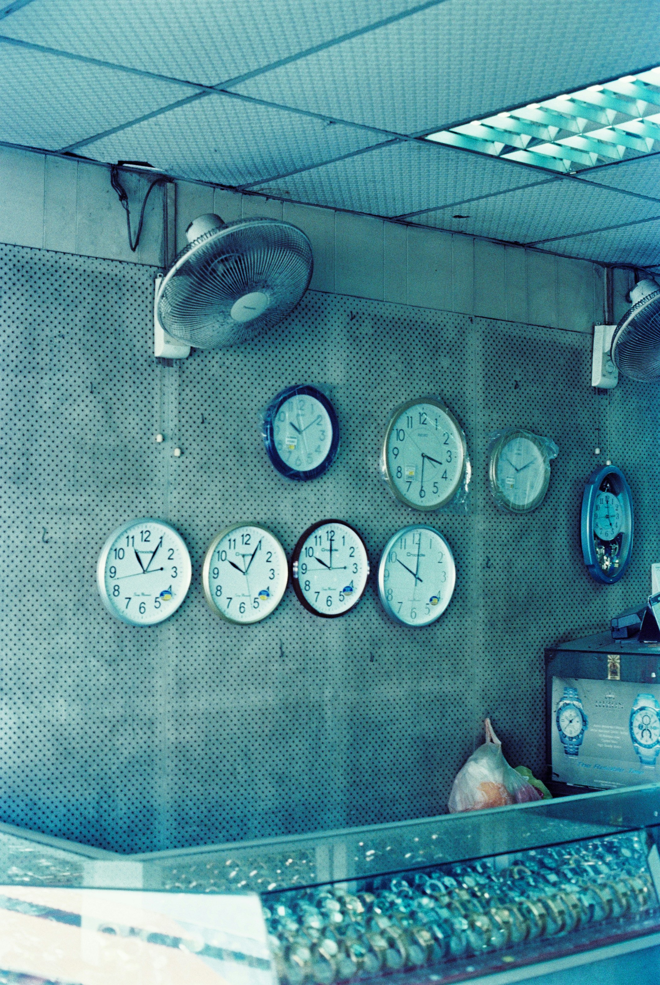 Un tas d’horloges qui sont sur le mur photo – Photo Film de ...