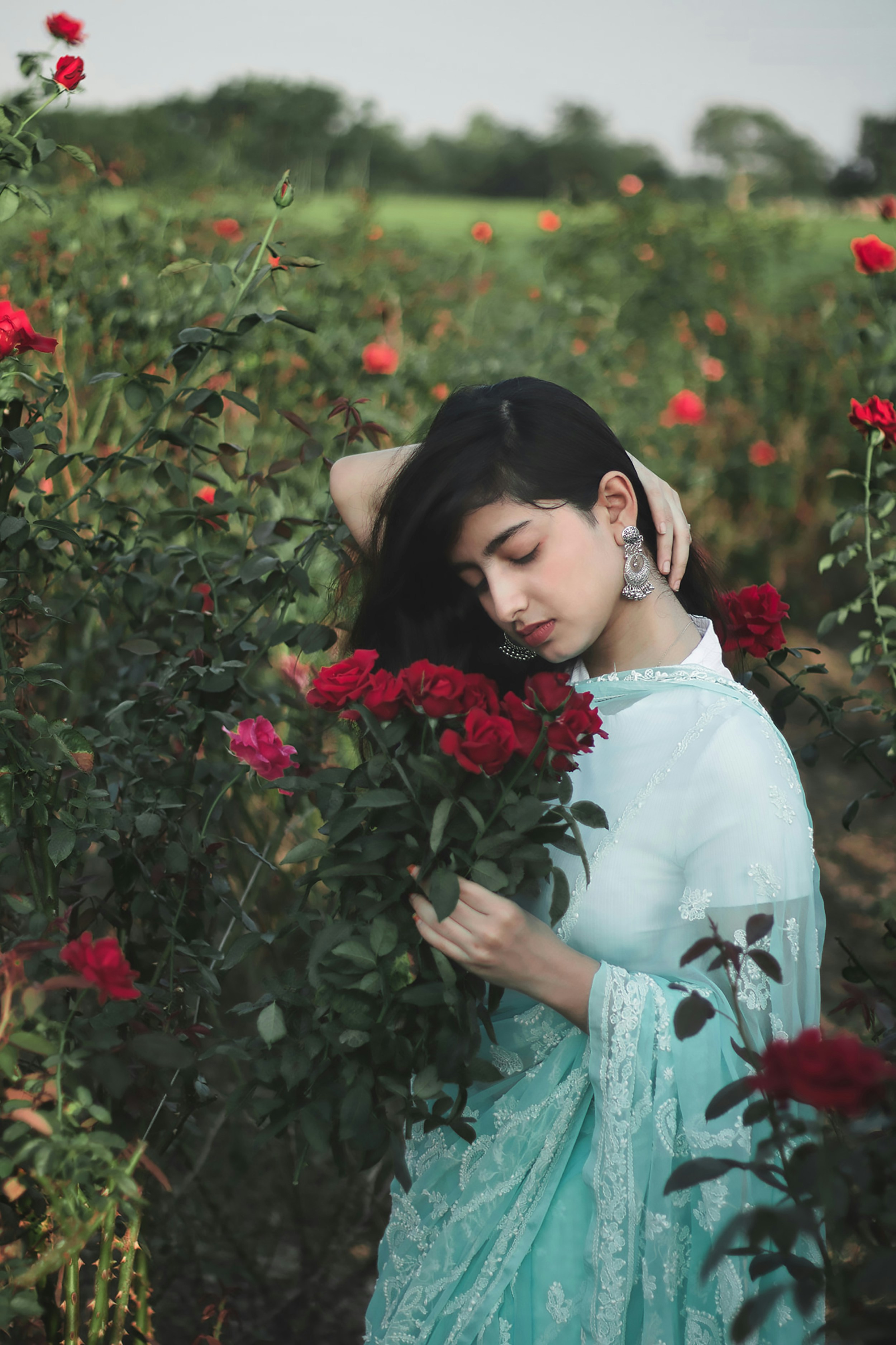 Une femme debout dans un champ de roses photo – Image gratuite de ...