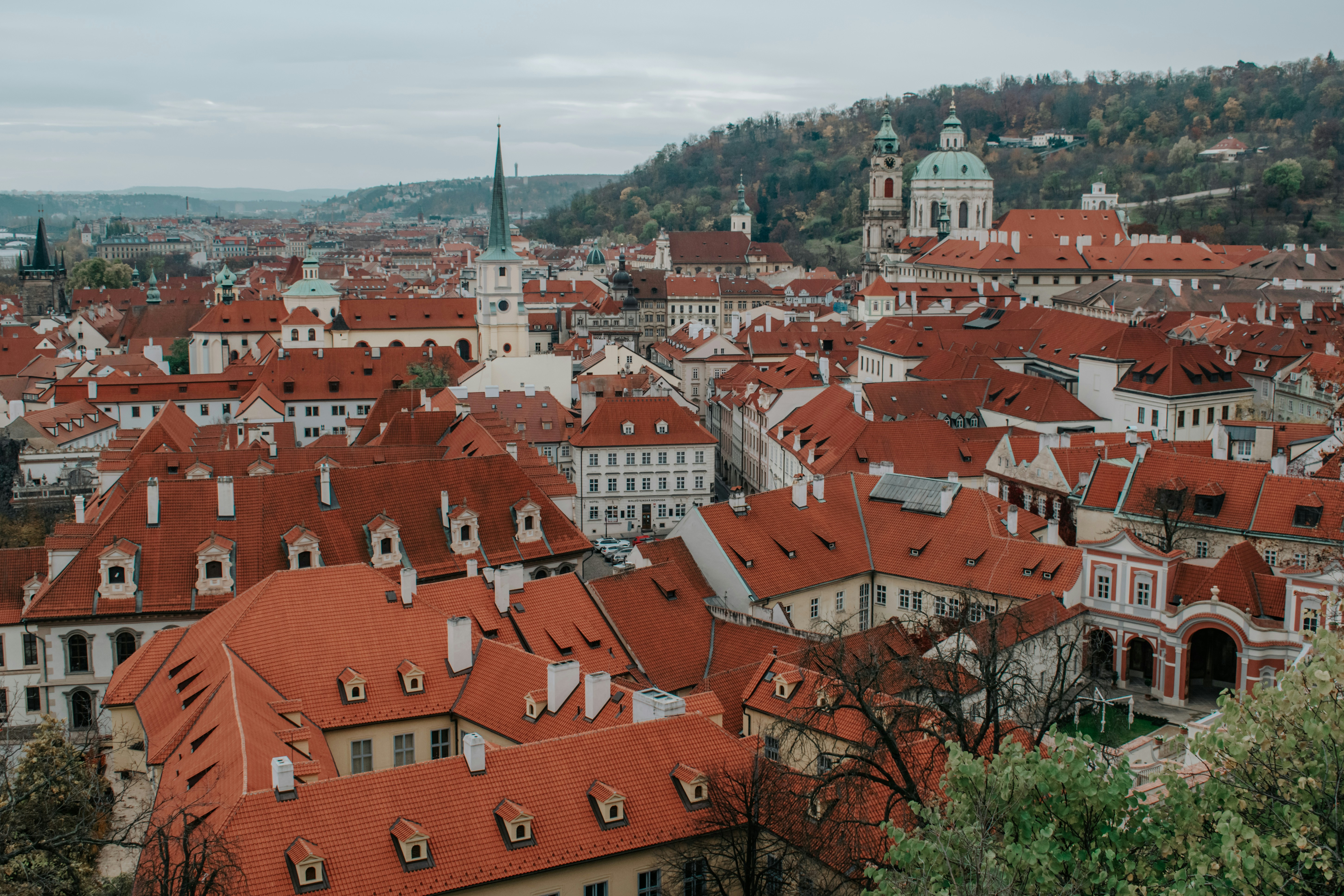 A view of a city with many red roofs photo – Free Travel Image on Unsplash