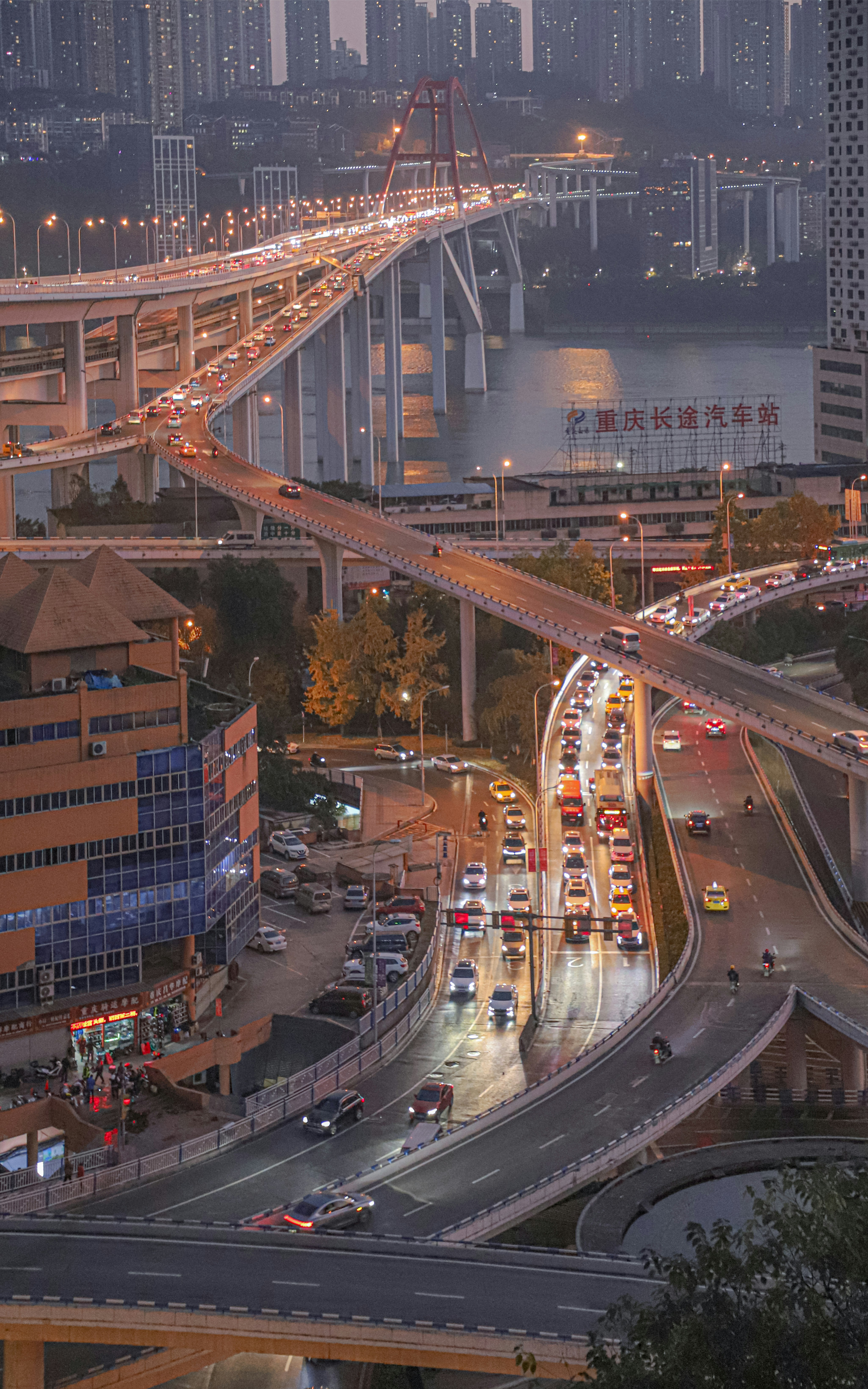The scattered urban overpasses in the sunset are carrying the joys, sorrows and sorrows of office workers after working in the company for a day. | a busy city street with a bridge in the background