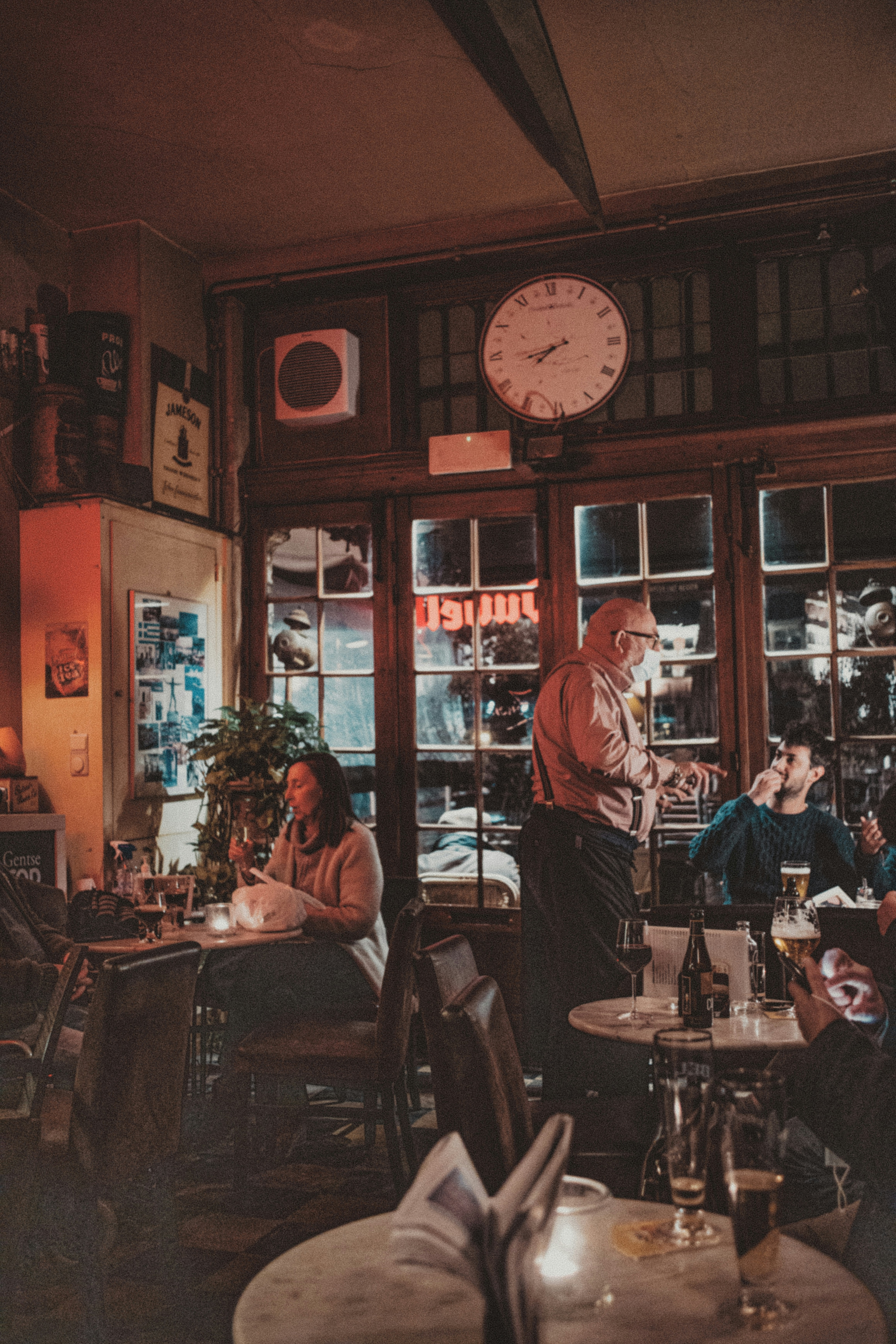 Un groupe de personnes assises à une table dans un restaurant photo ...