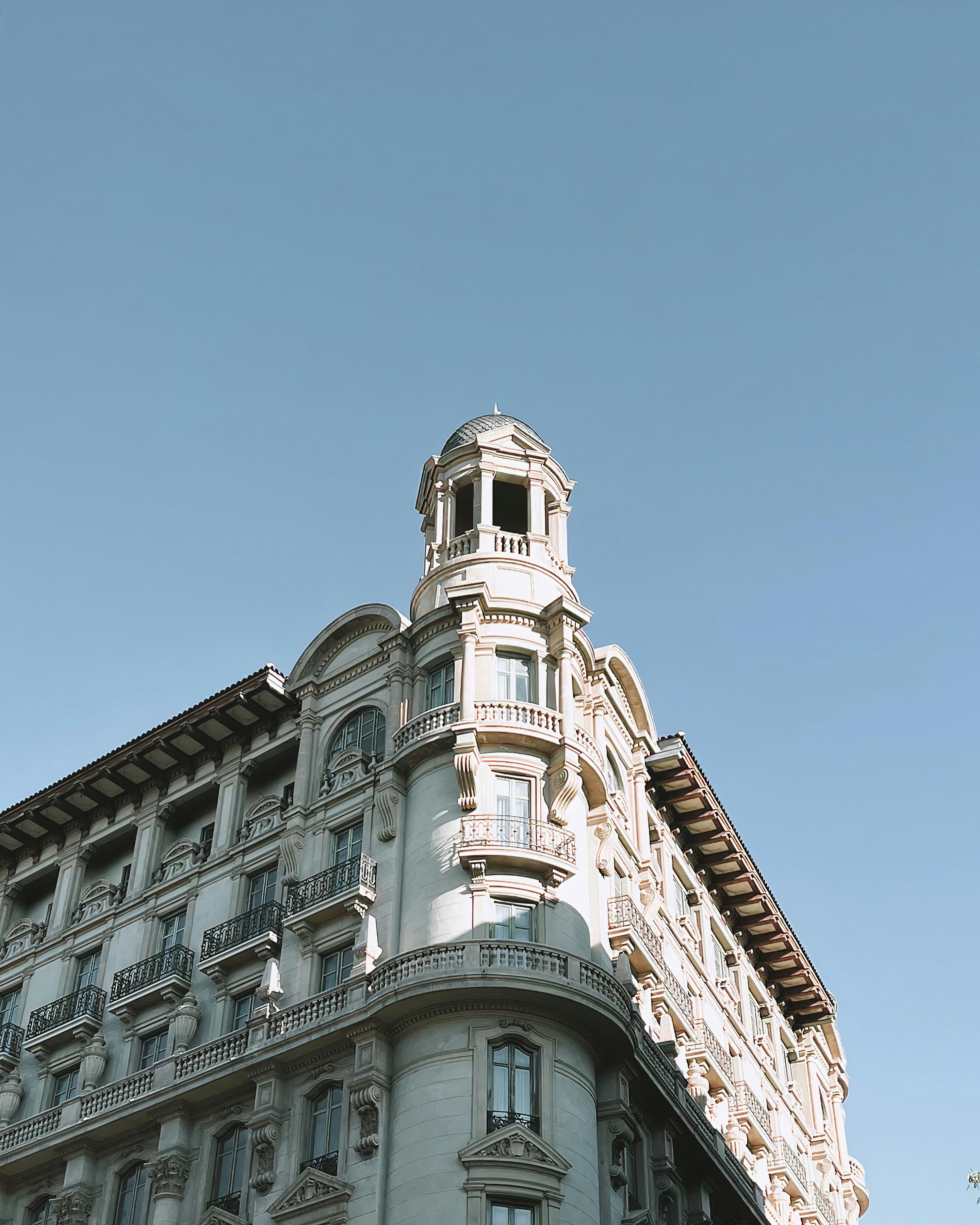 Foto Un edificio alto con un reloj en la parte superior – Imagen Edificios gratis en Unsplash