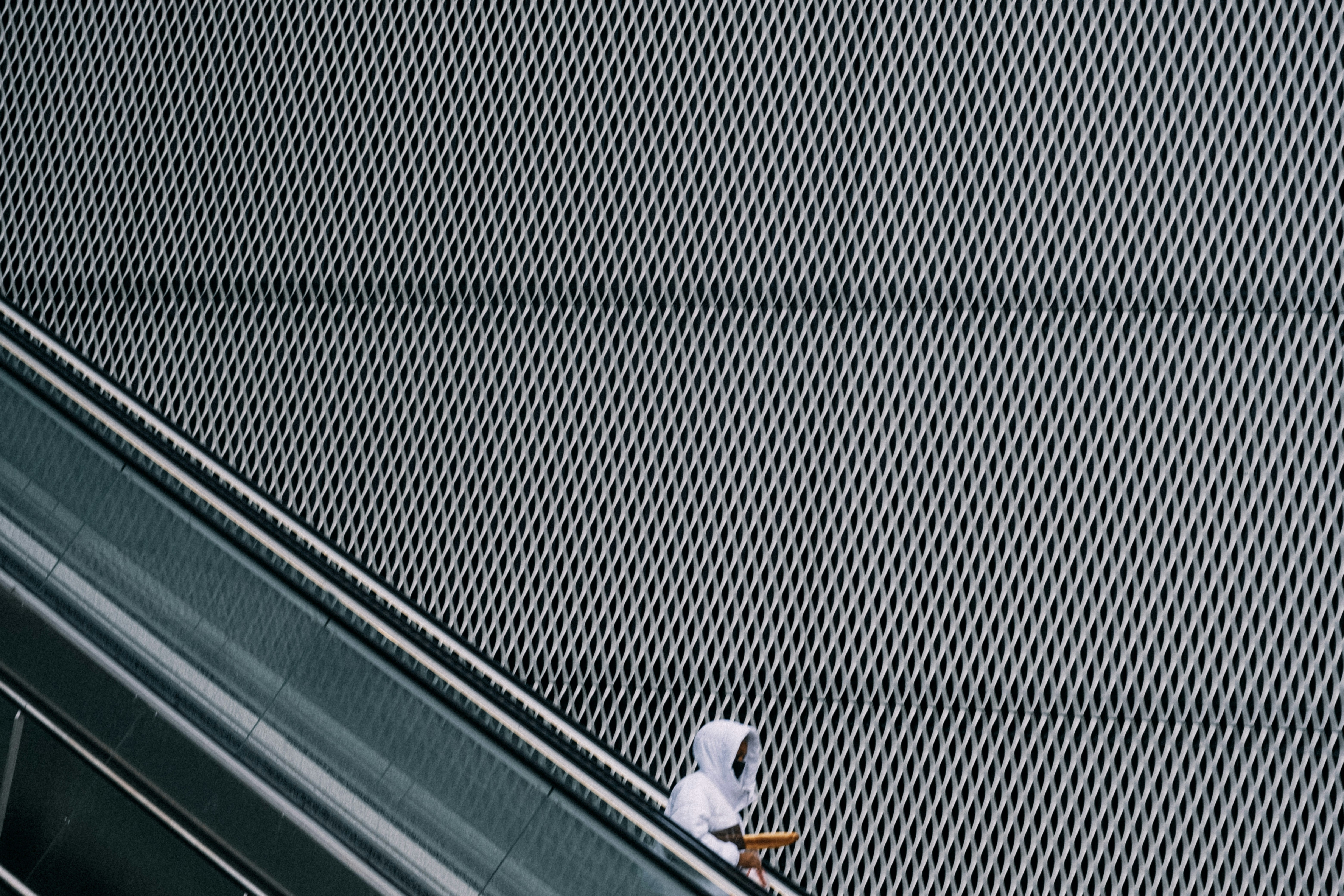 Une personne qui monte un escalator sur une planche à roulettes photo ...
