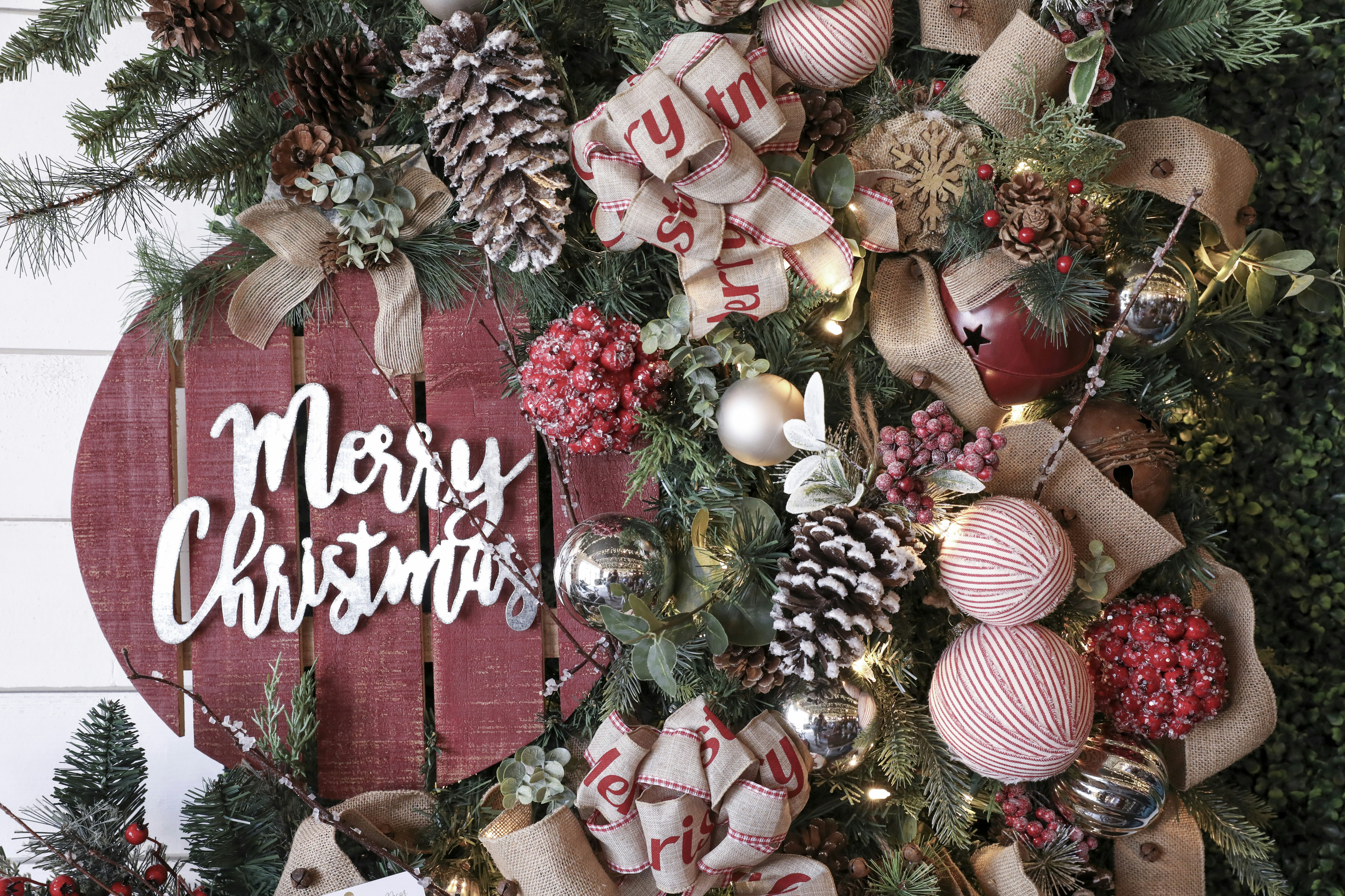 Festive Christmas wall decor of a coffee shop in Orlando. | a vase of flowers on a display