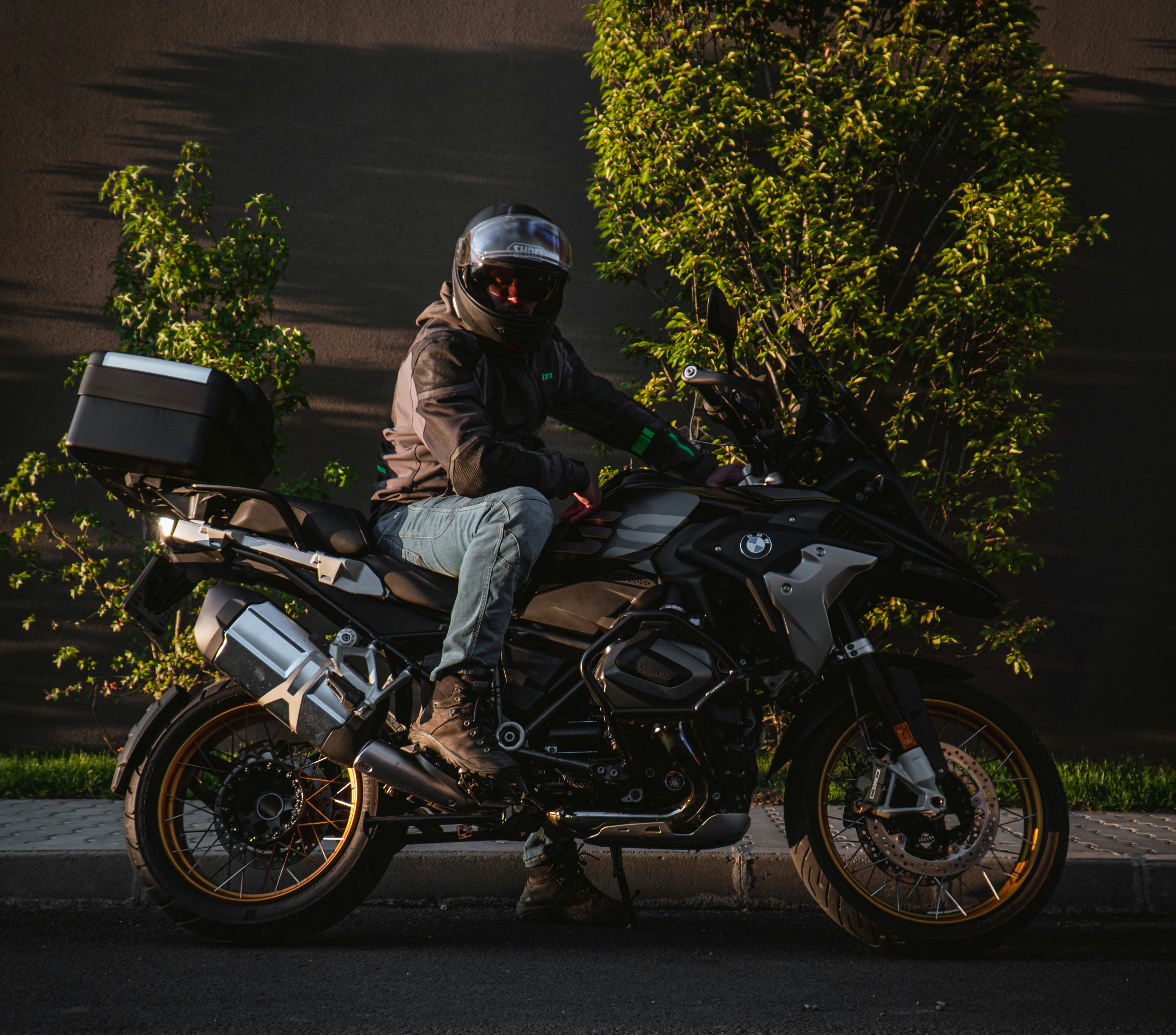 BMW GS R 1250 rider showoff standing