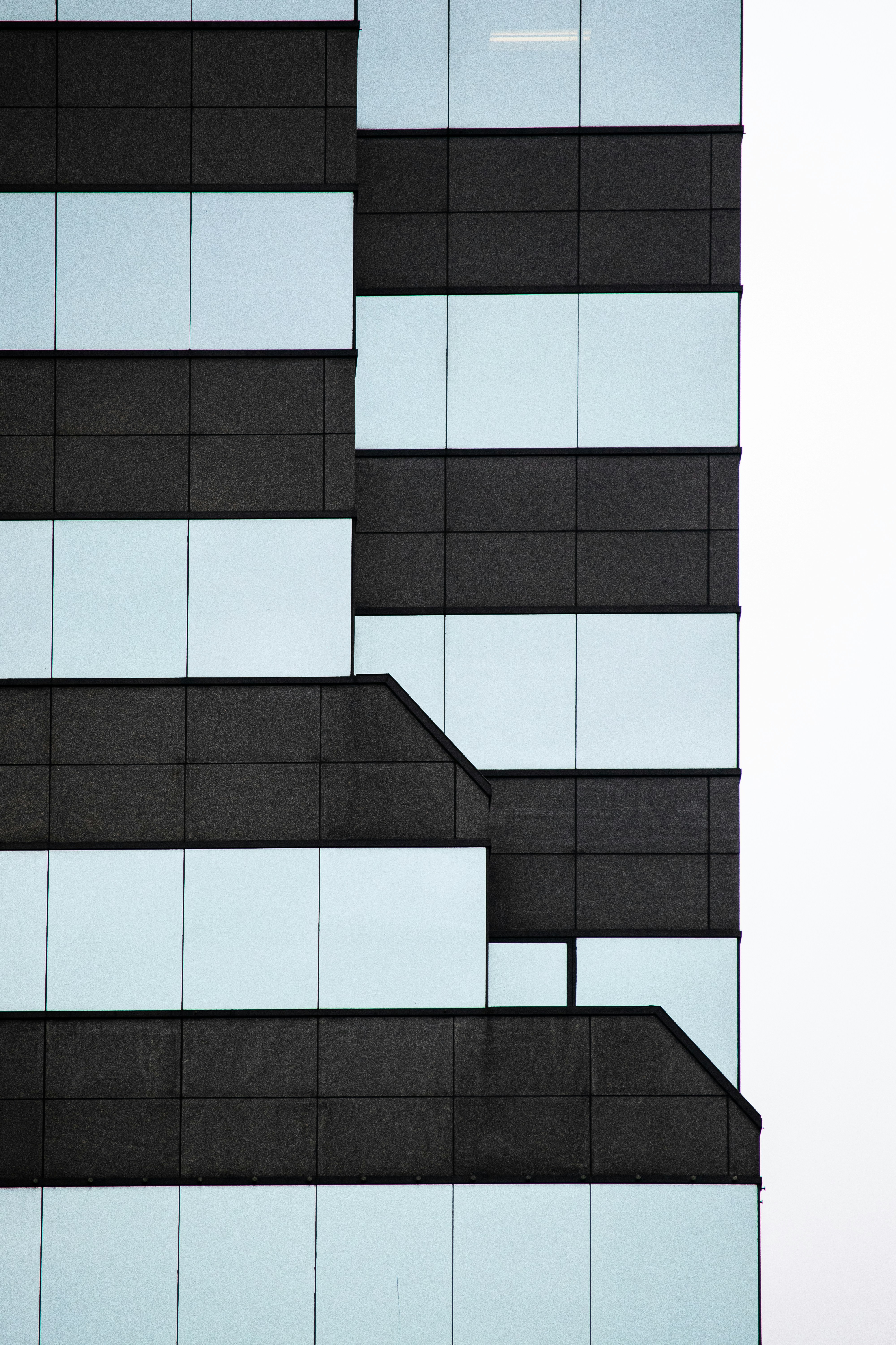 A very tall building with some windows on it 사진 – Unsplash의 무료 시카고 이미지