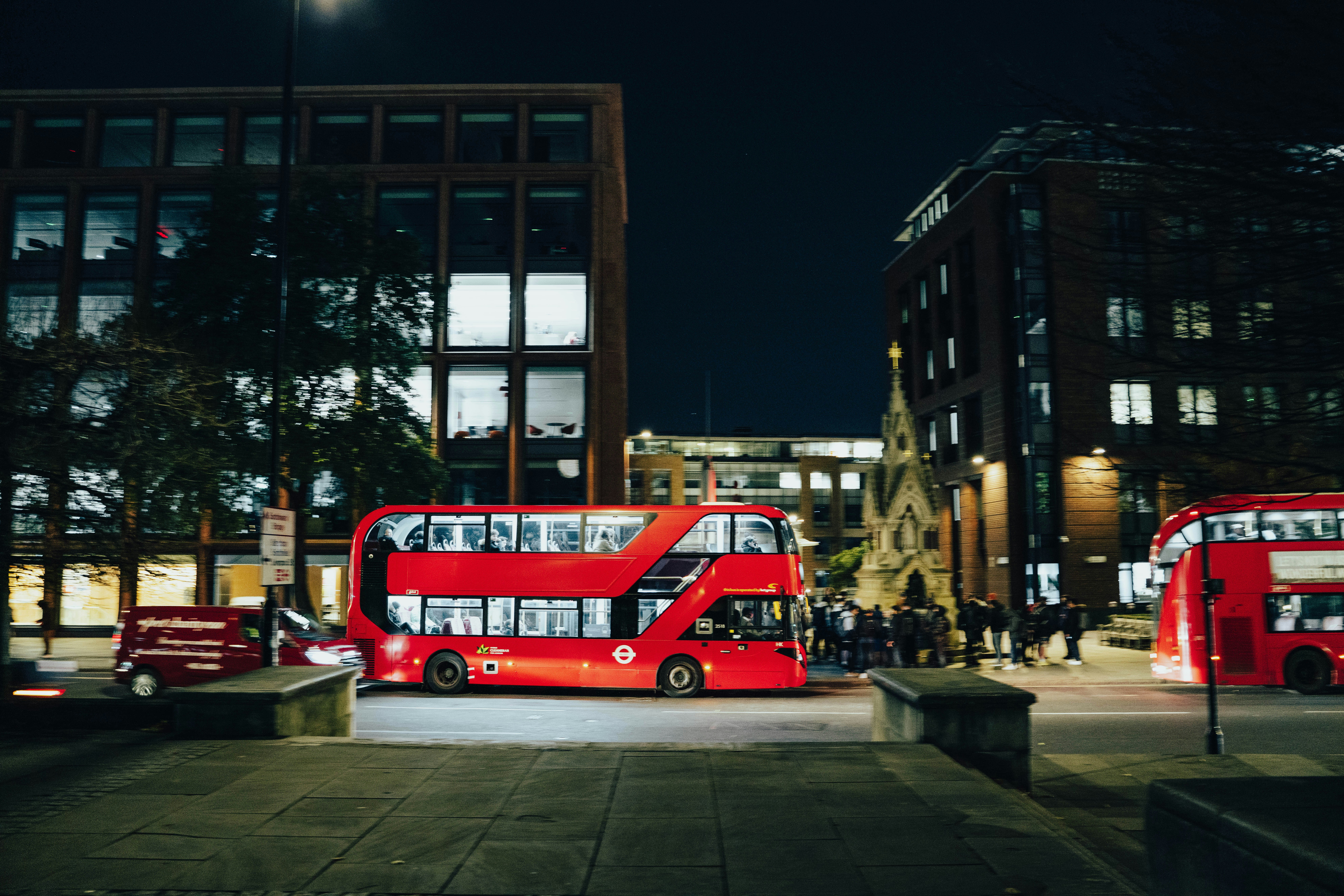 Deux bus rouges à impériale garés l’un à côté de l’autre photo – Photo ...