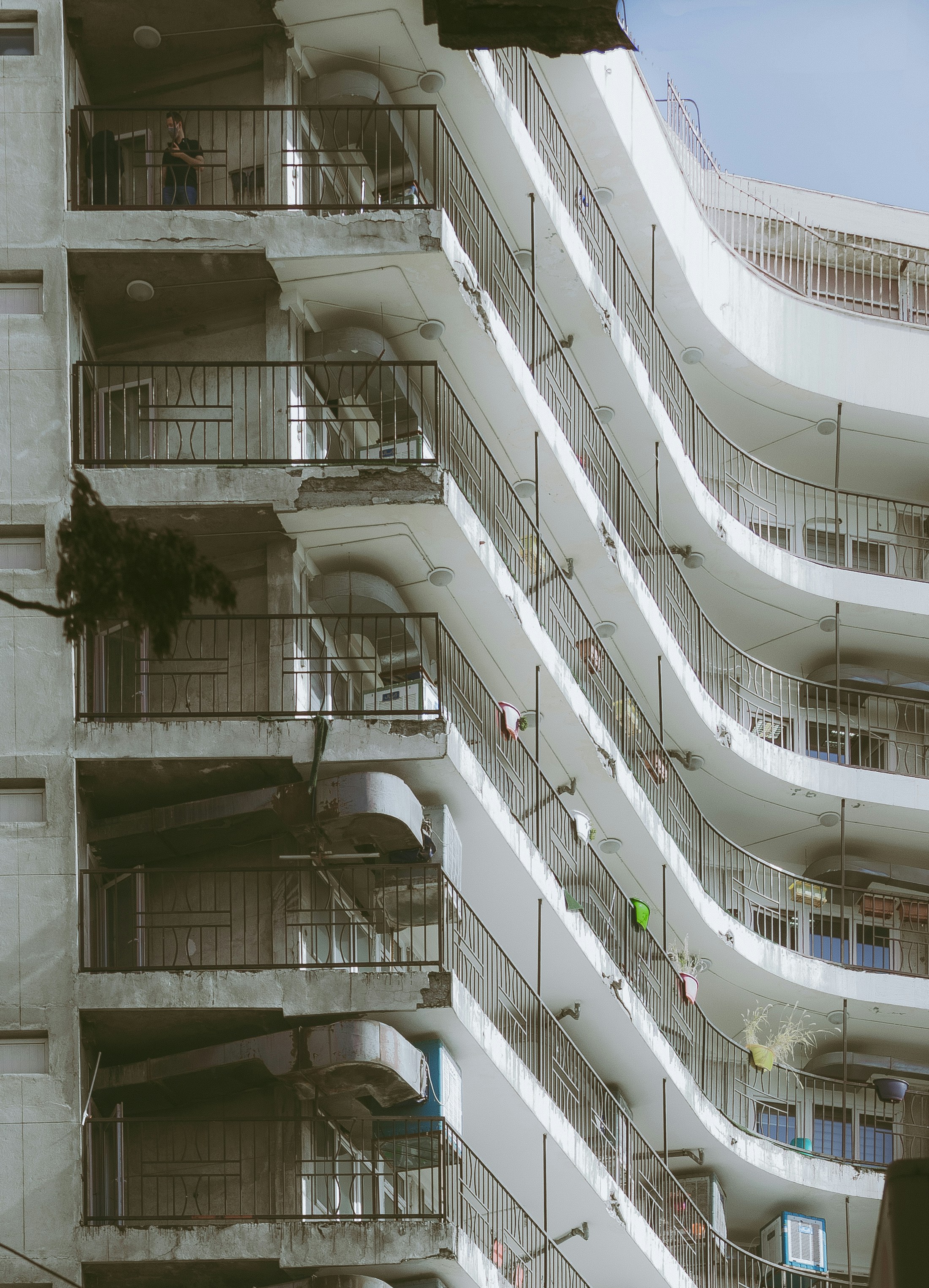 Foto Un edificio alto con un montón de balcones – Imagen Architecture gratis en Unsplash