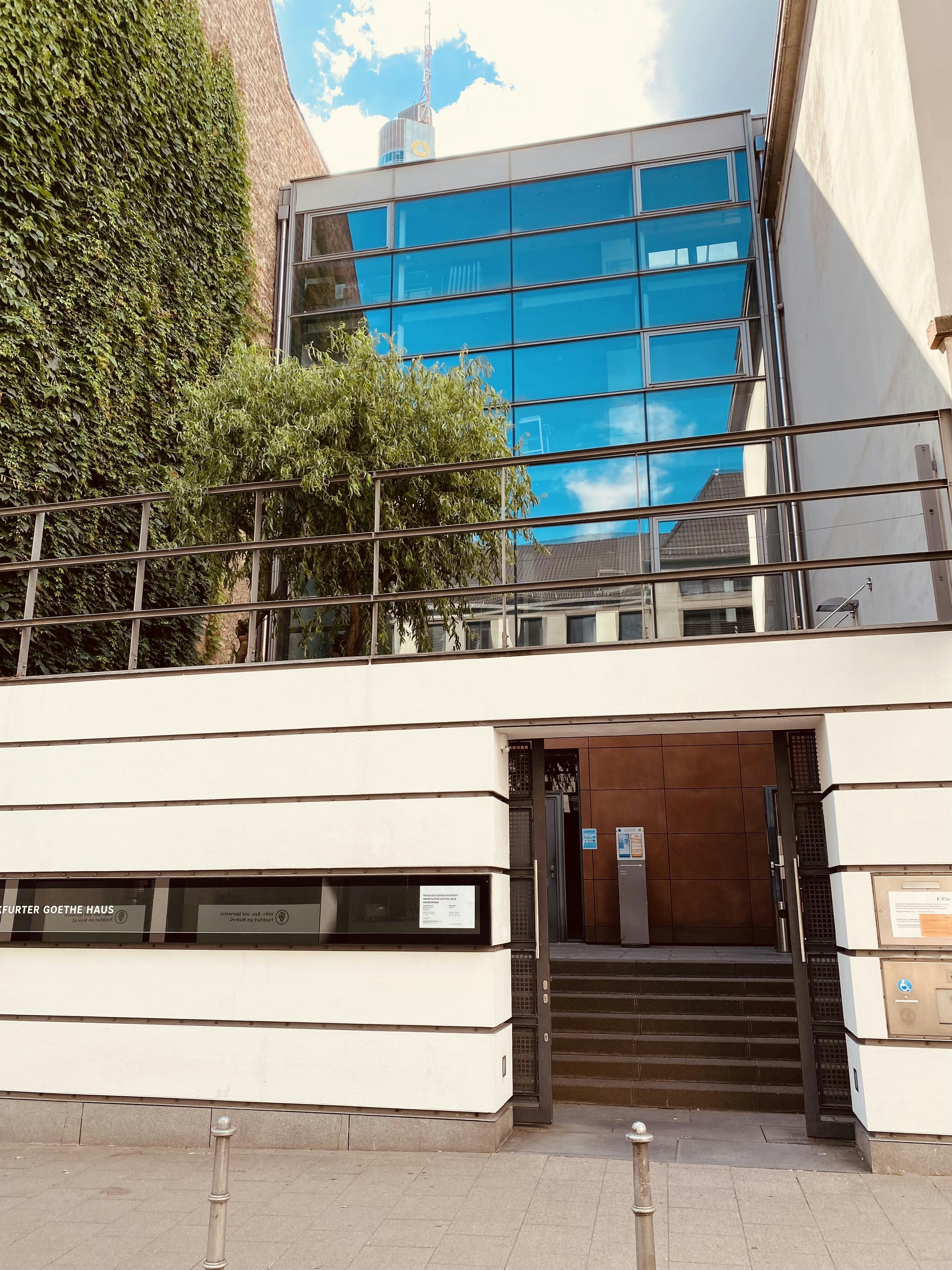 Un grand bâtiment avec une porte d’entrée vitrée photo – Photo Pretil ...