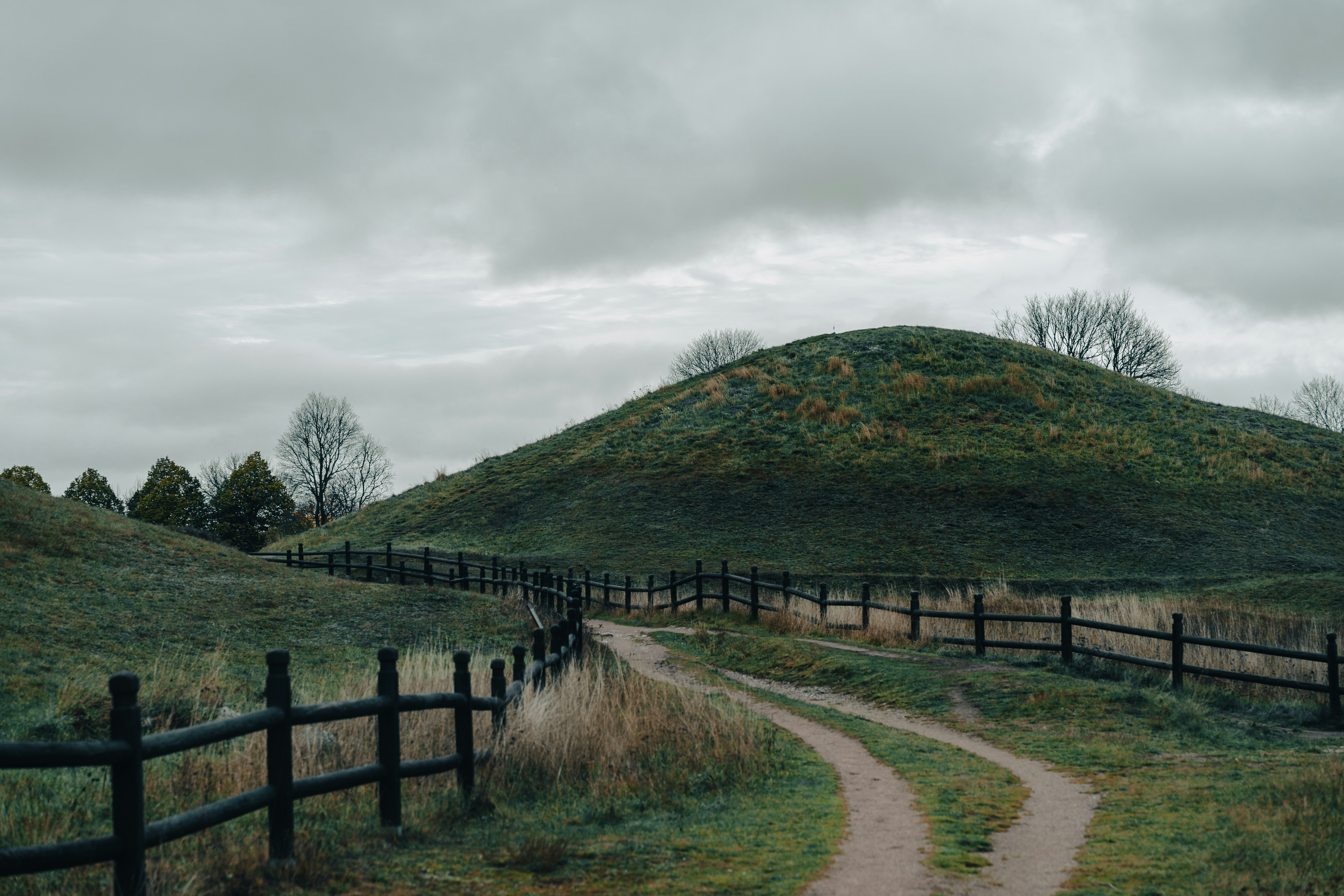 A dirt path leading to a grassy hill photo – Free Uppsala Image on Unsplash