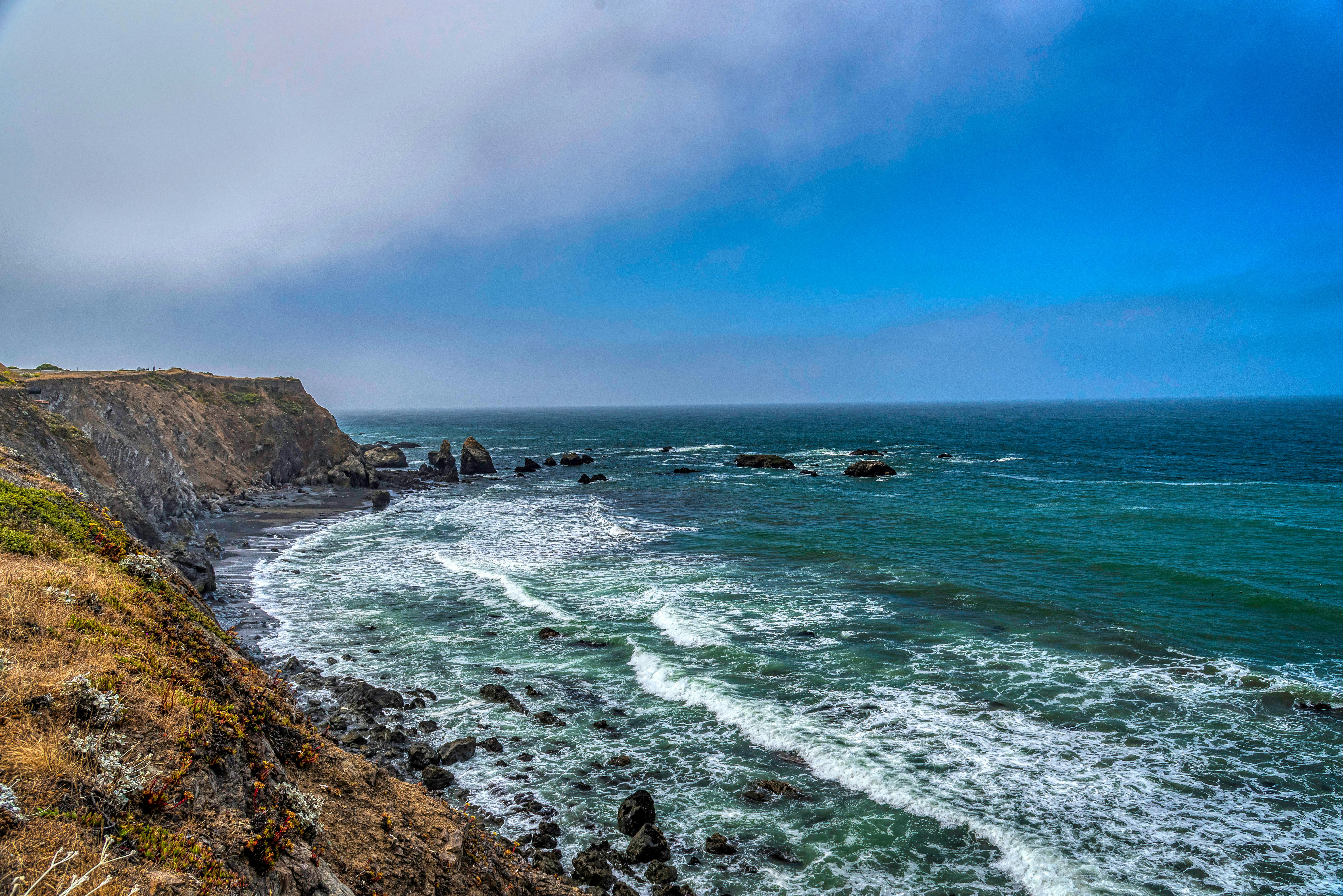Une vue de l’océan depuis le sommet d’une colline photo – Photo Côte de ...
