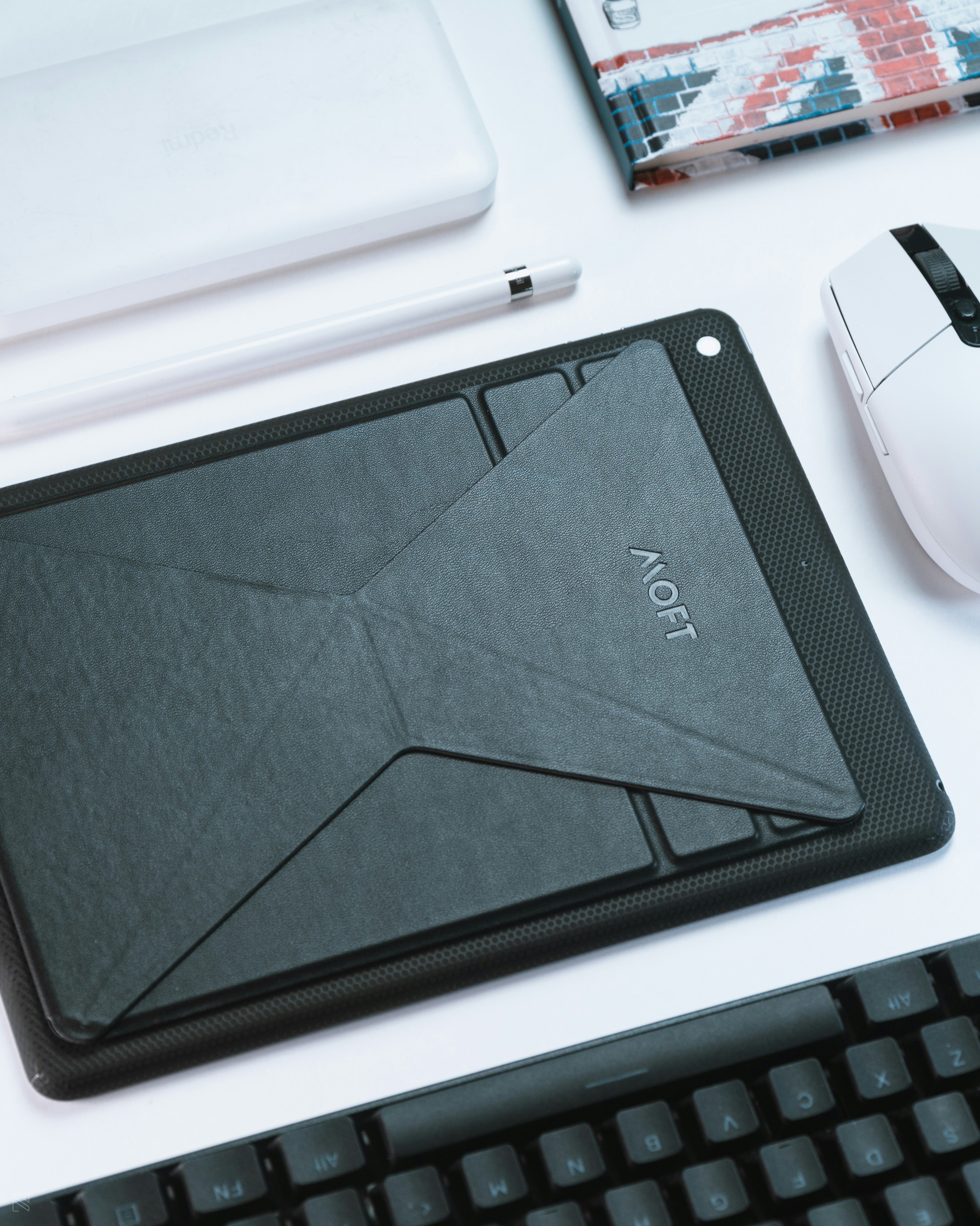 Precision Desk: AMOXT Pro Tablet and Stylus on a Modern Worksetup