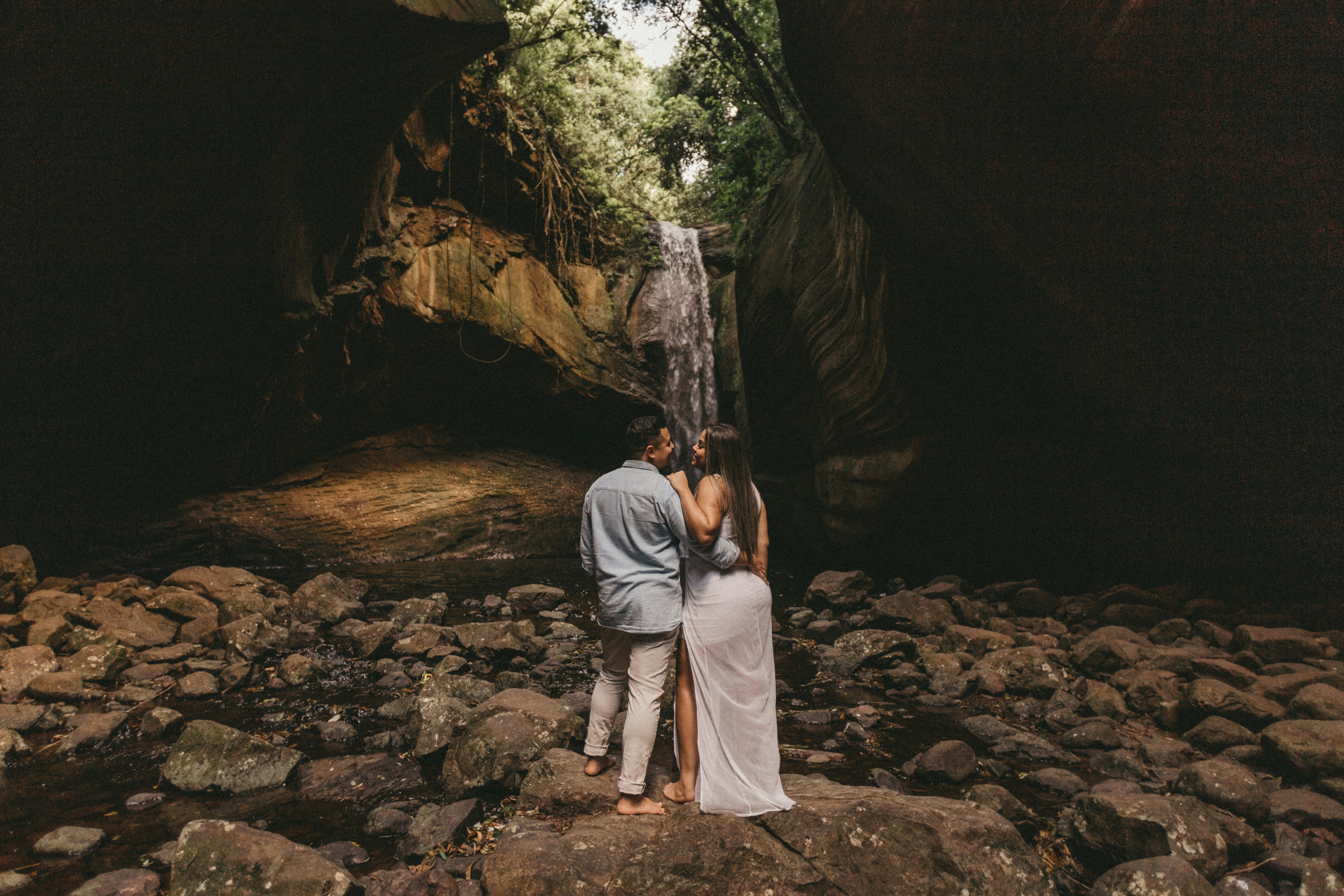 Un homme et une femme debout devant une cascade photo – Photo La ...