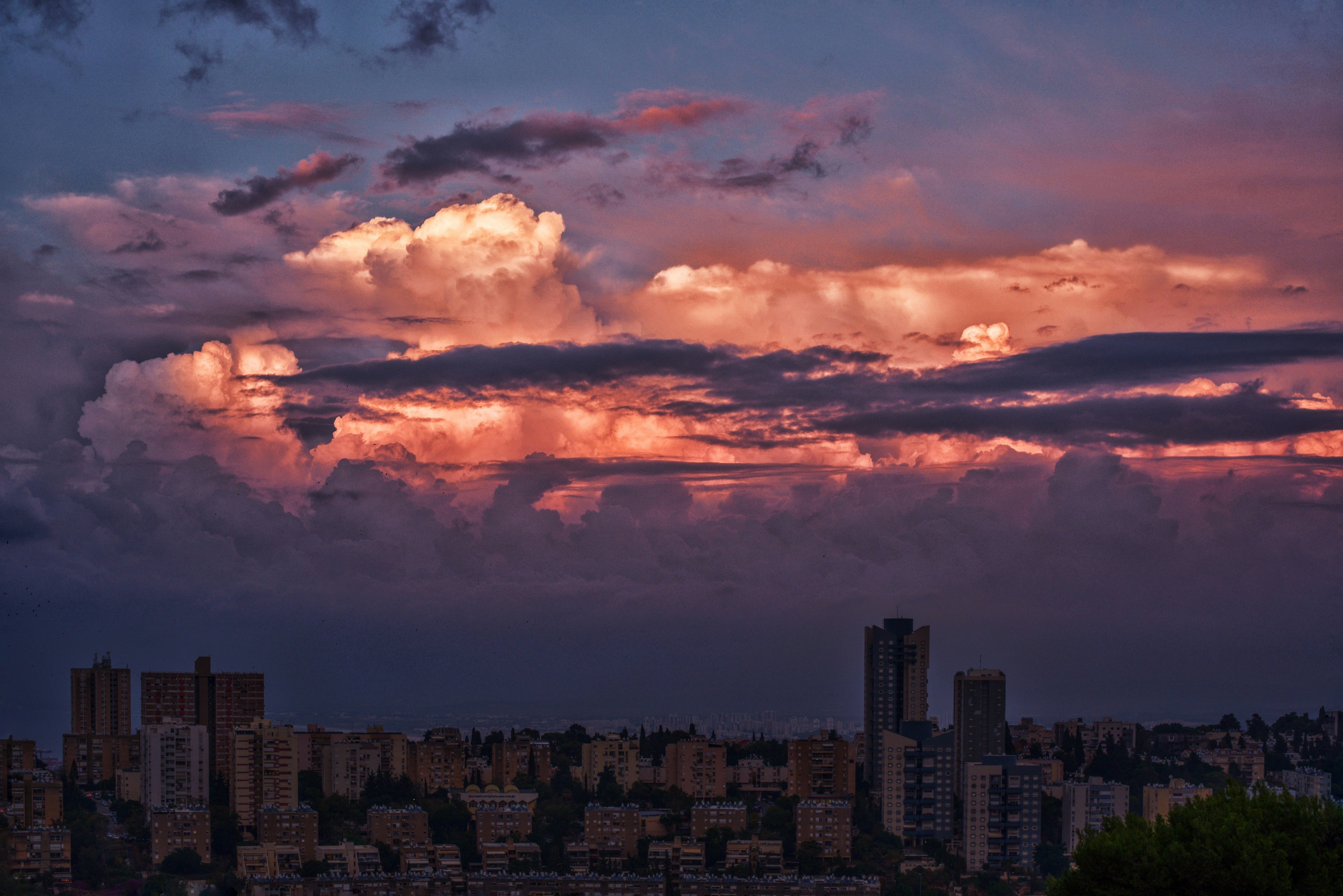 Foto Un horizonte de la ciudad con nubes en el cielo – Imagen Atardecer ...