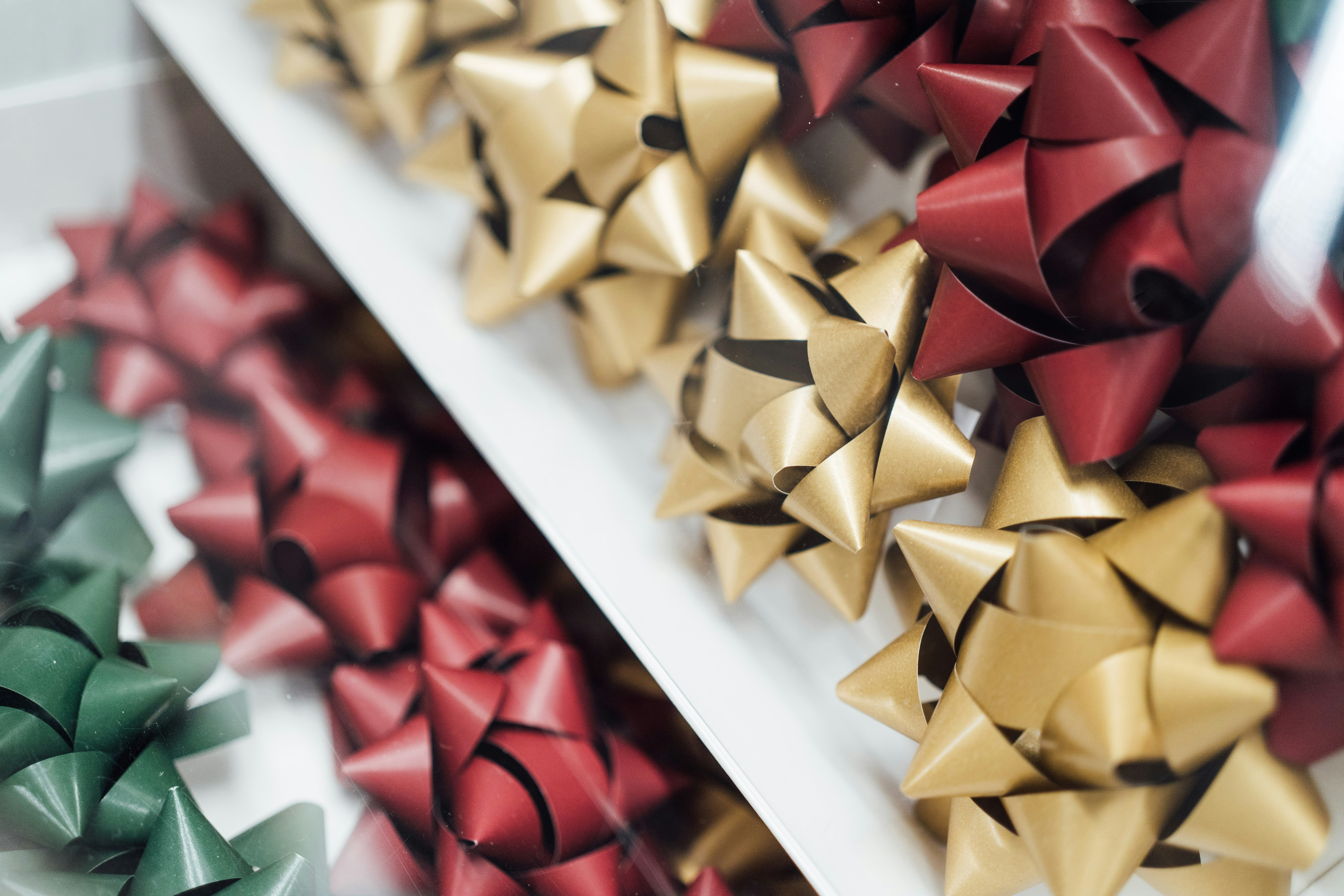 A bunch of bows that are on a shelf photo – Free Festive Image on Unsplash