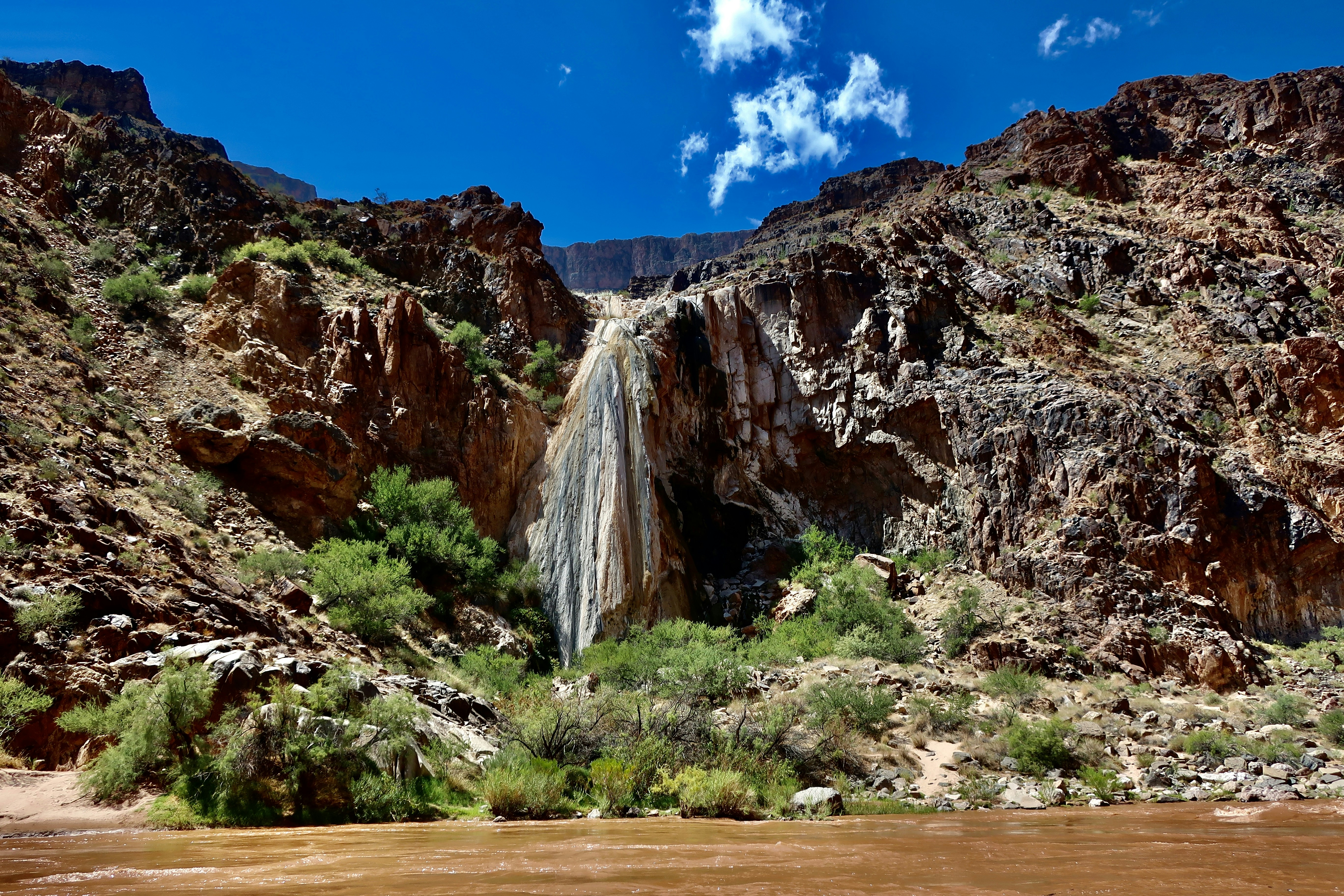Une cascade au milieu d’un canyon photo – Photo La nature Gratuite sur ...