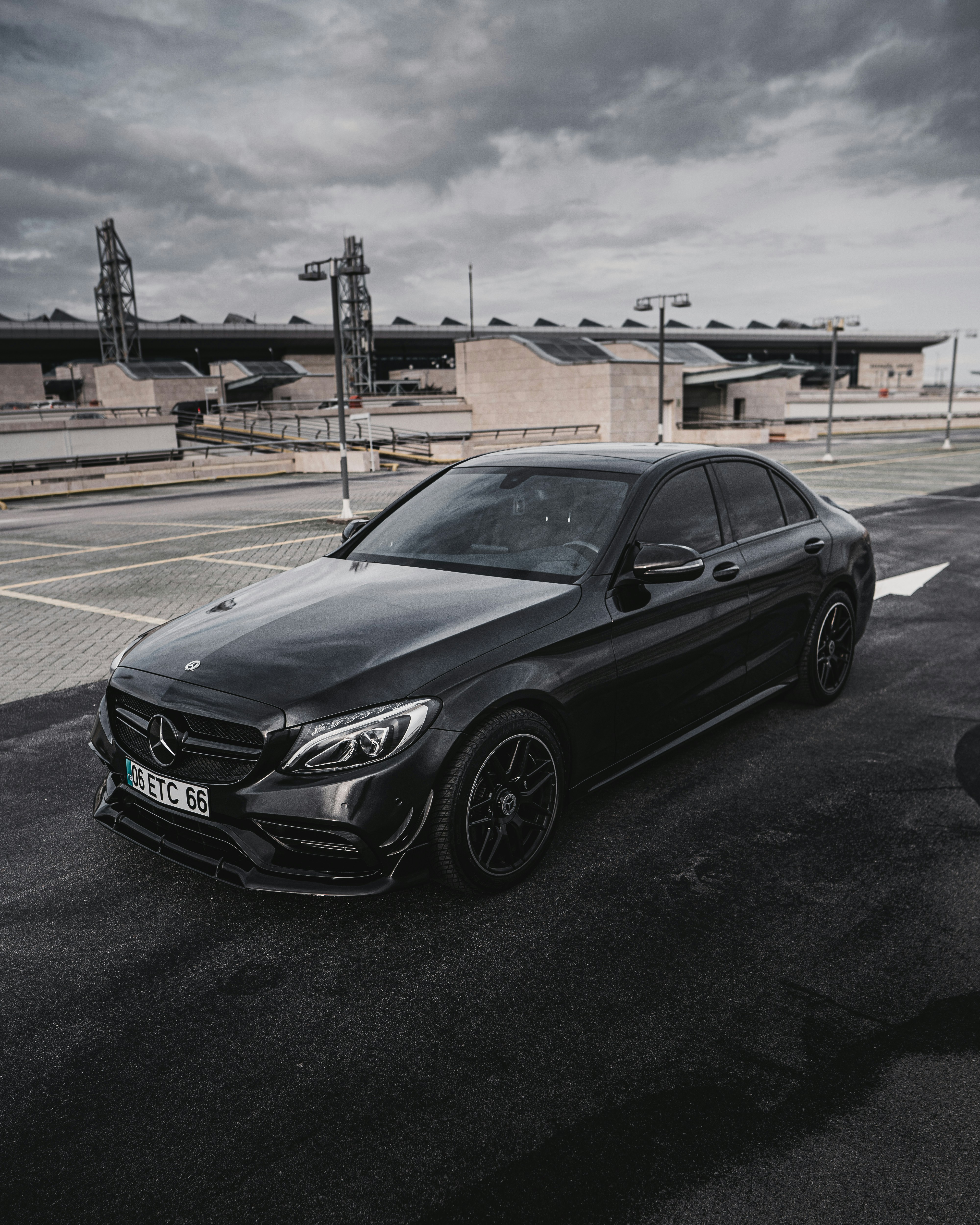 A black car parked in a parking lot photo – Free Car wrap Image on Unsplash