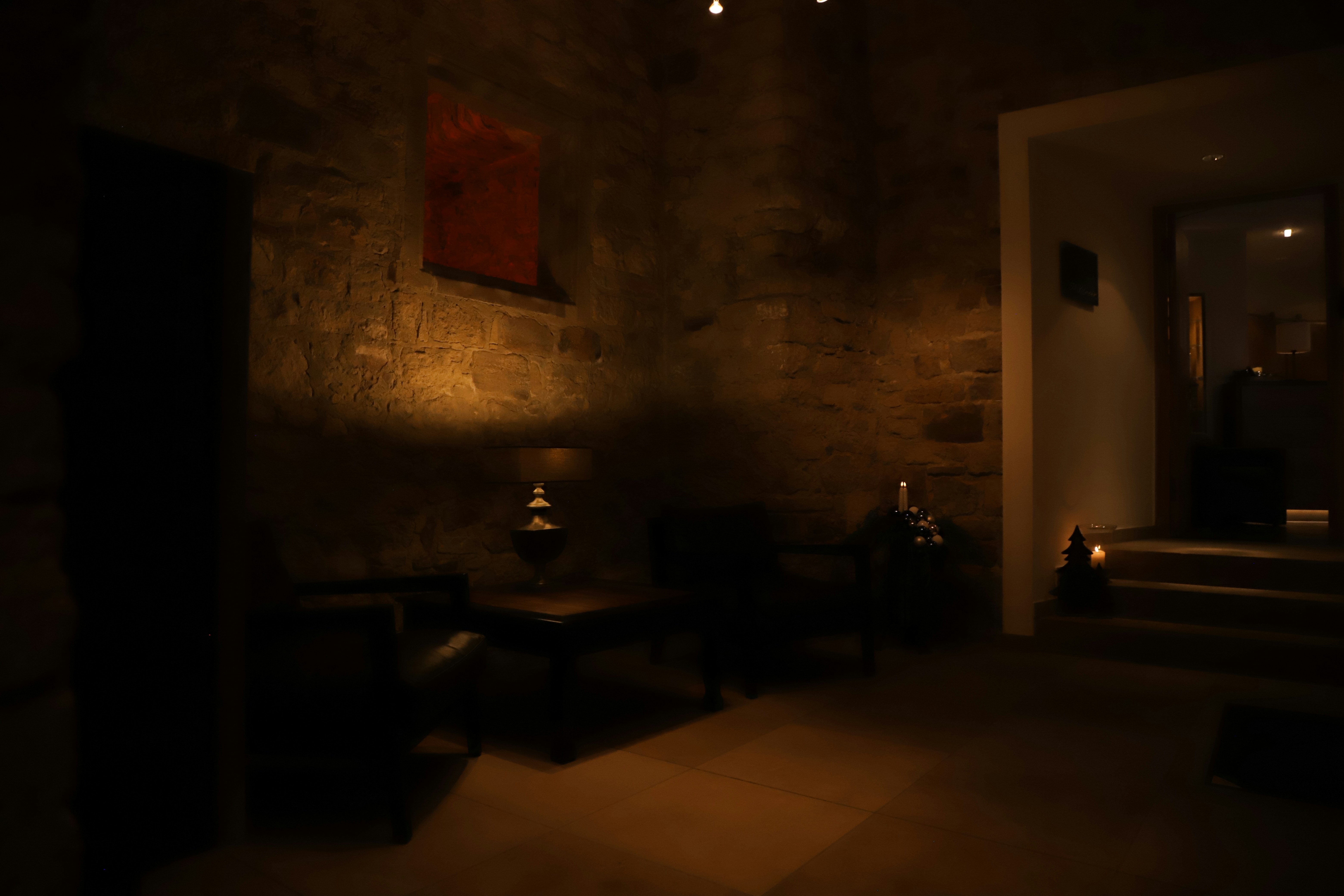 A dimly lit room with a painting on the wall photo – Free Schloss ...