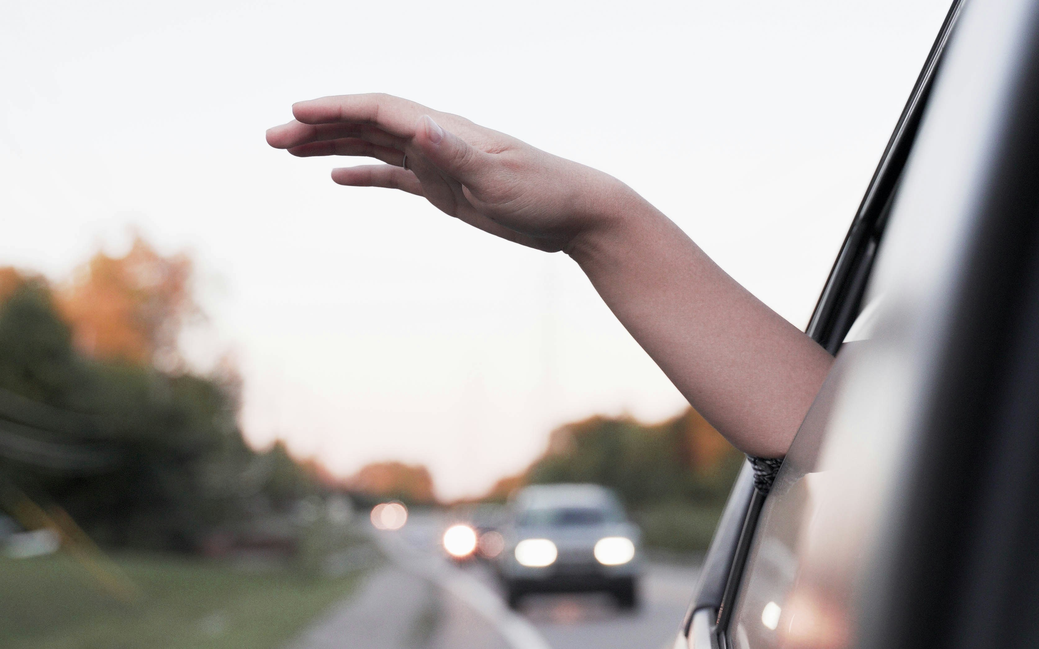 A hand reaching out of a car window photo – Free Fall Image on Unsplash