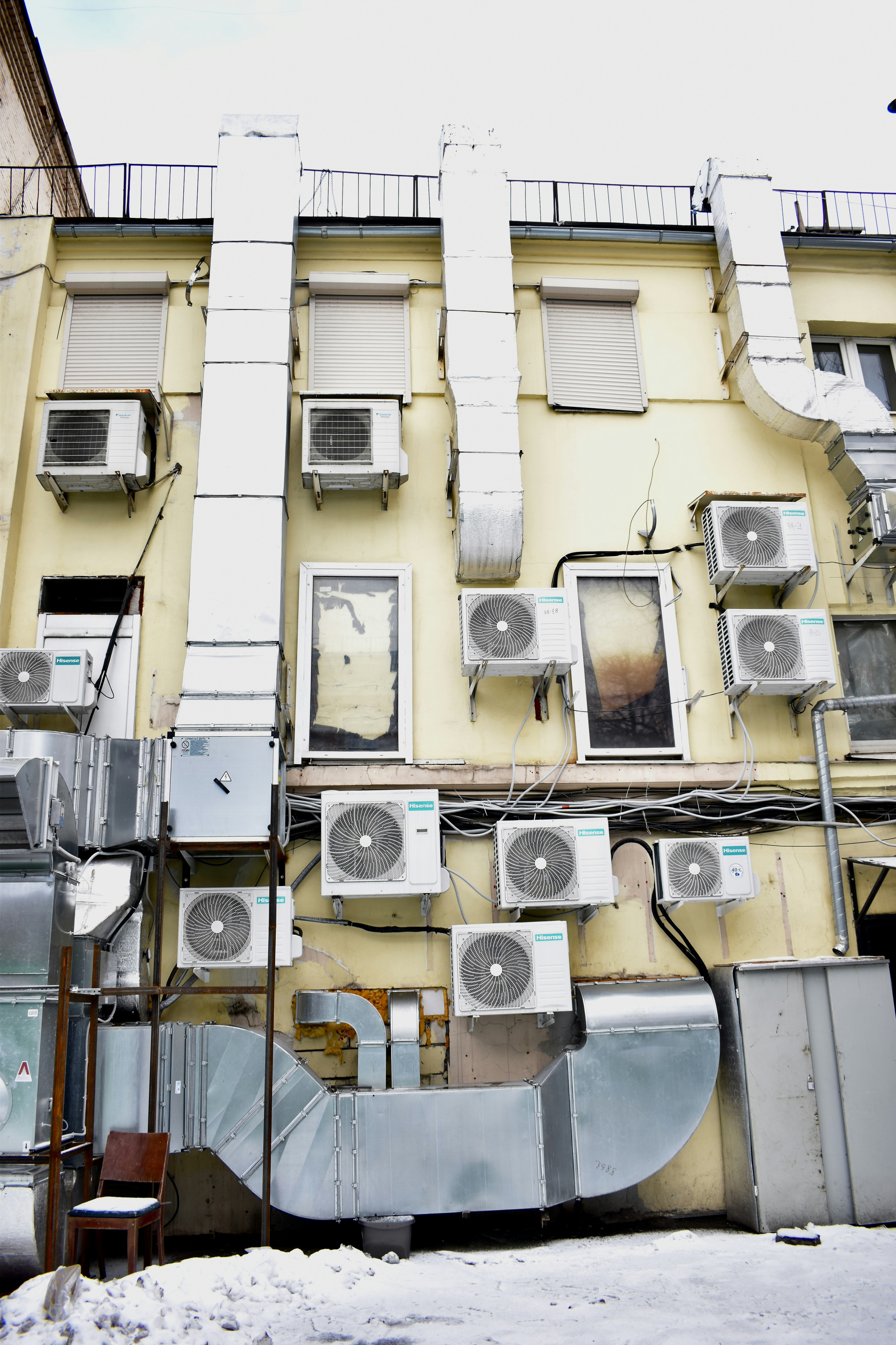 a building that has a bunch of air conditioners on it