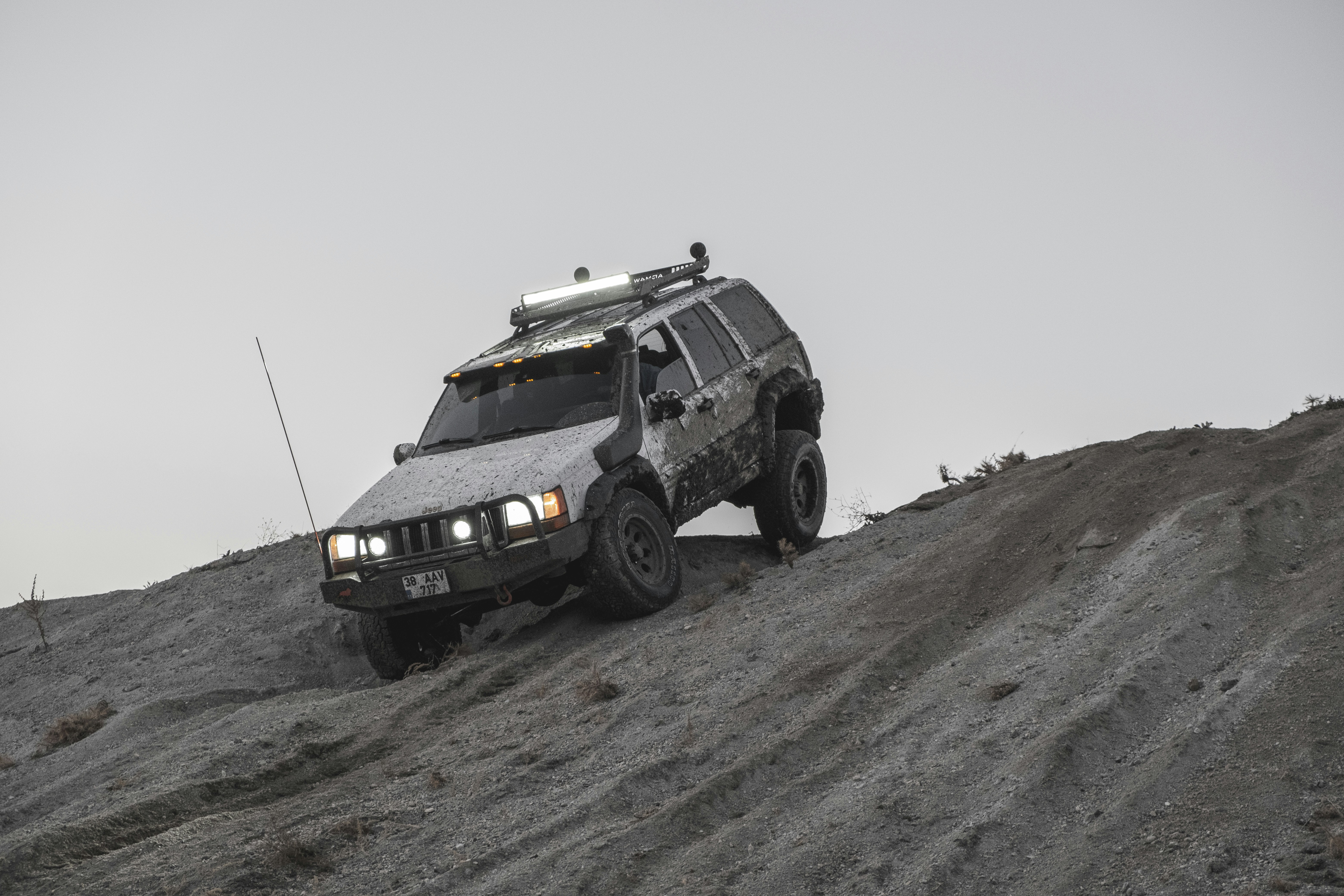 A jeep driving up a hill in the desert photo – Free Snow Image on Unsplash