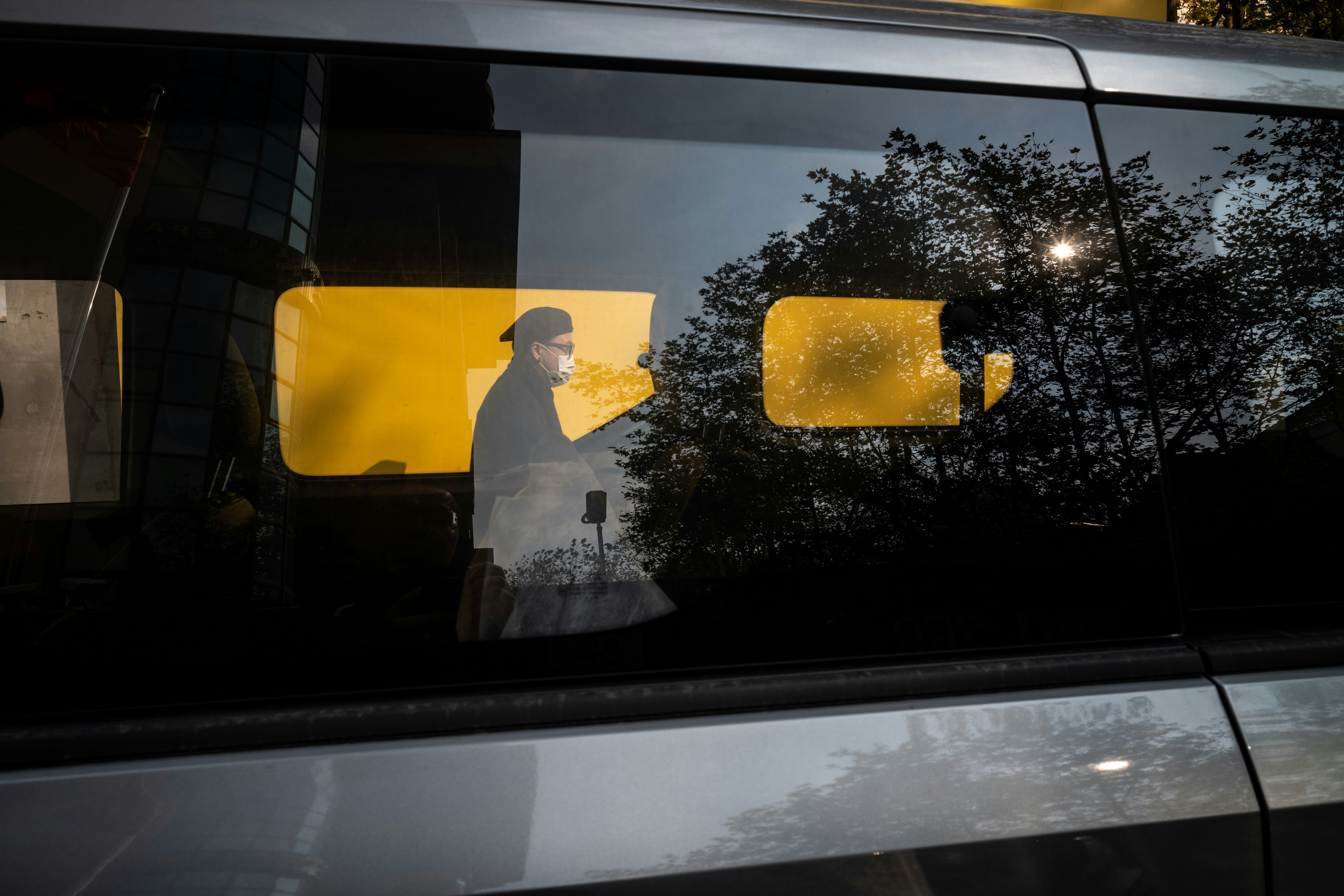 Le reflet d’un homme dans la vitre d’une voiture photo – Photo Brun ...