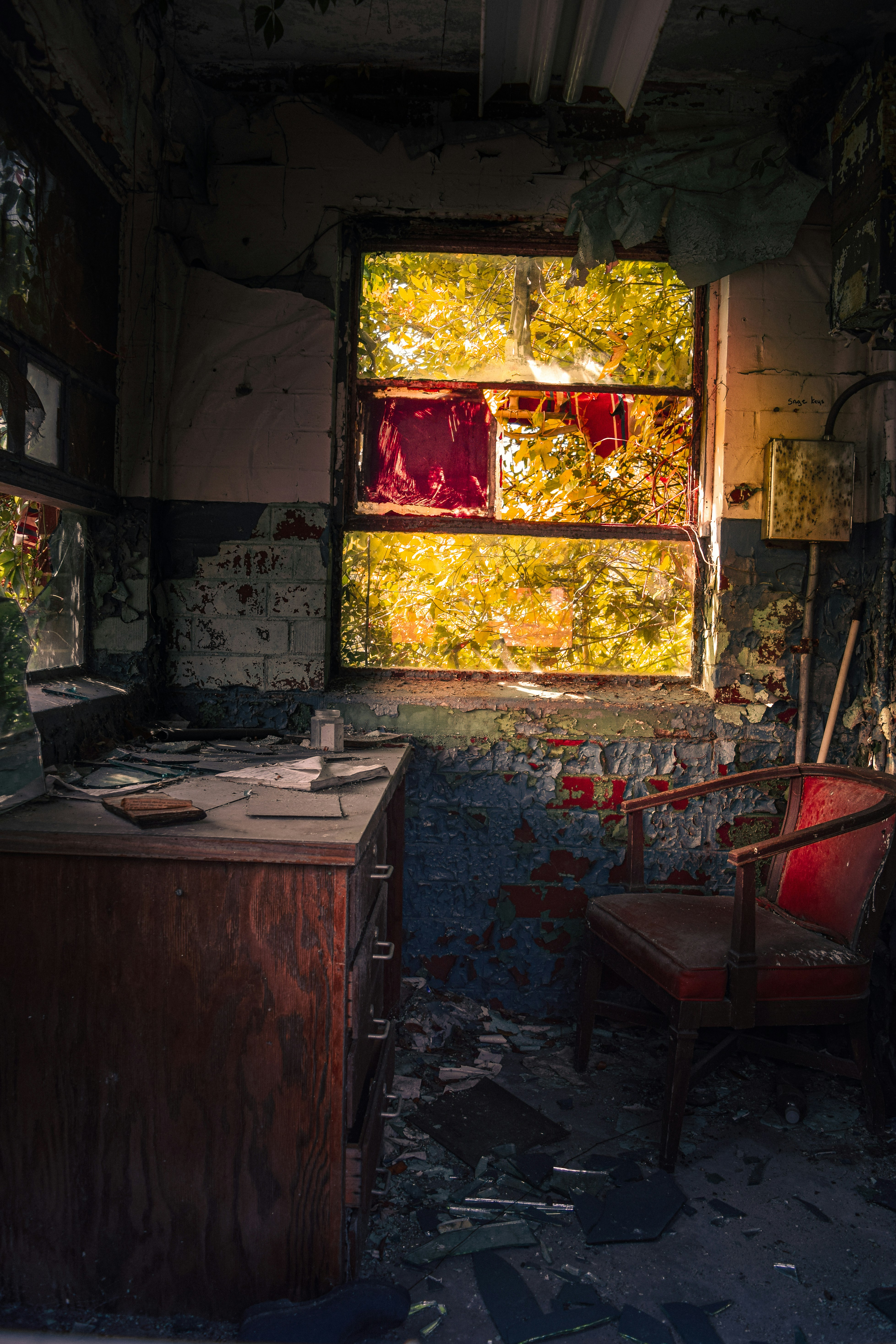 A chair and desk in a run down room photo – Free Vintage Image on Unsplash