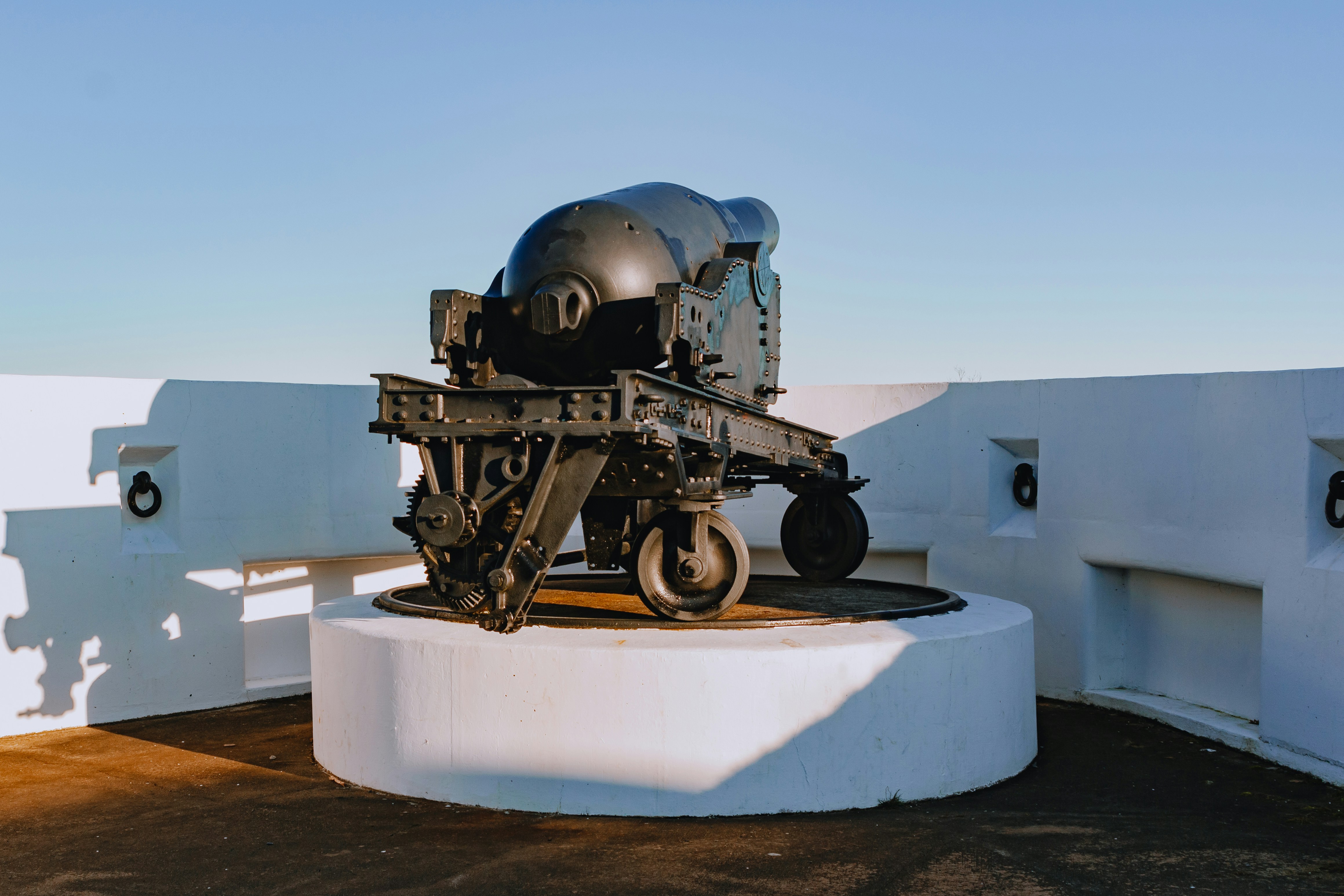A sculpture of a train sitting on top of a white pedestal photo – Free ...