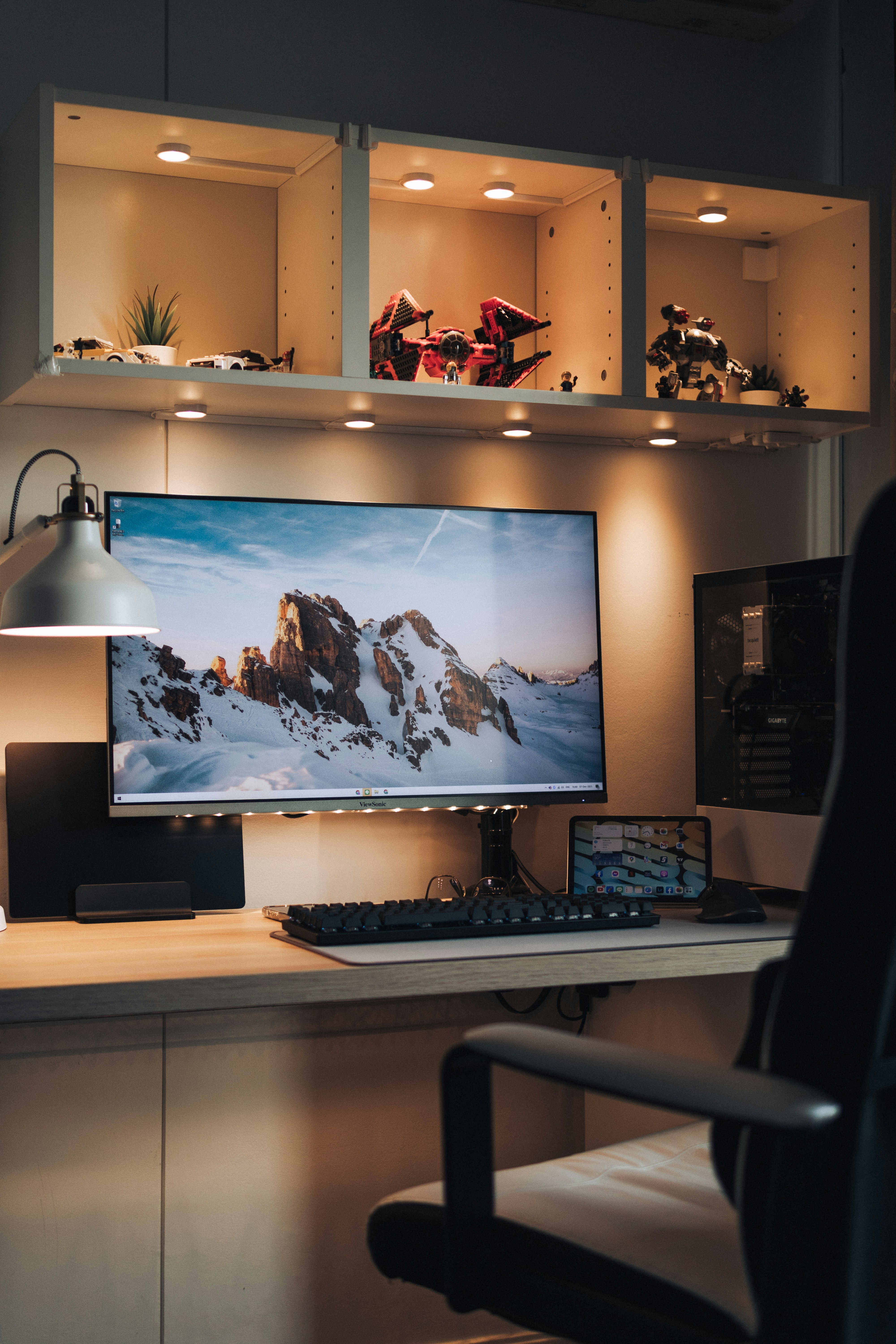 Un monitor de computadora sentado encima de un escritorio foto – Imagen ...