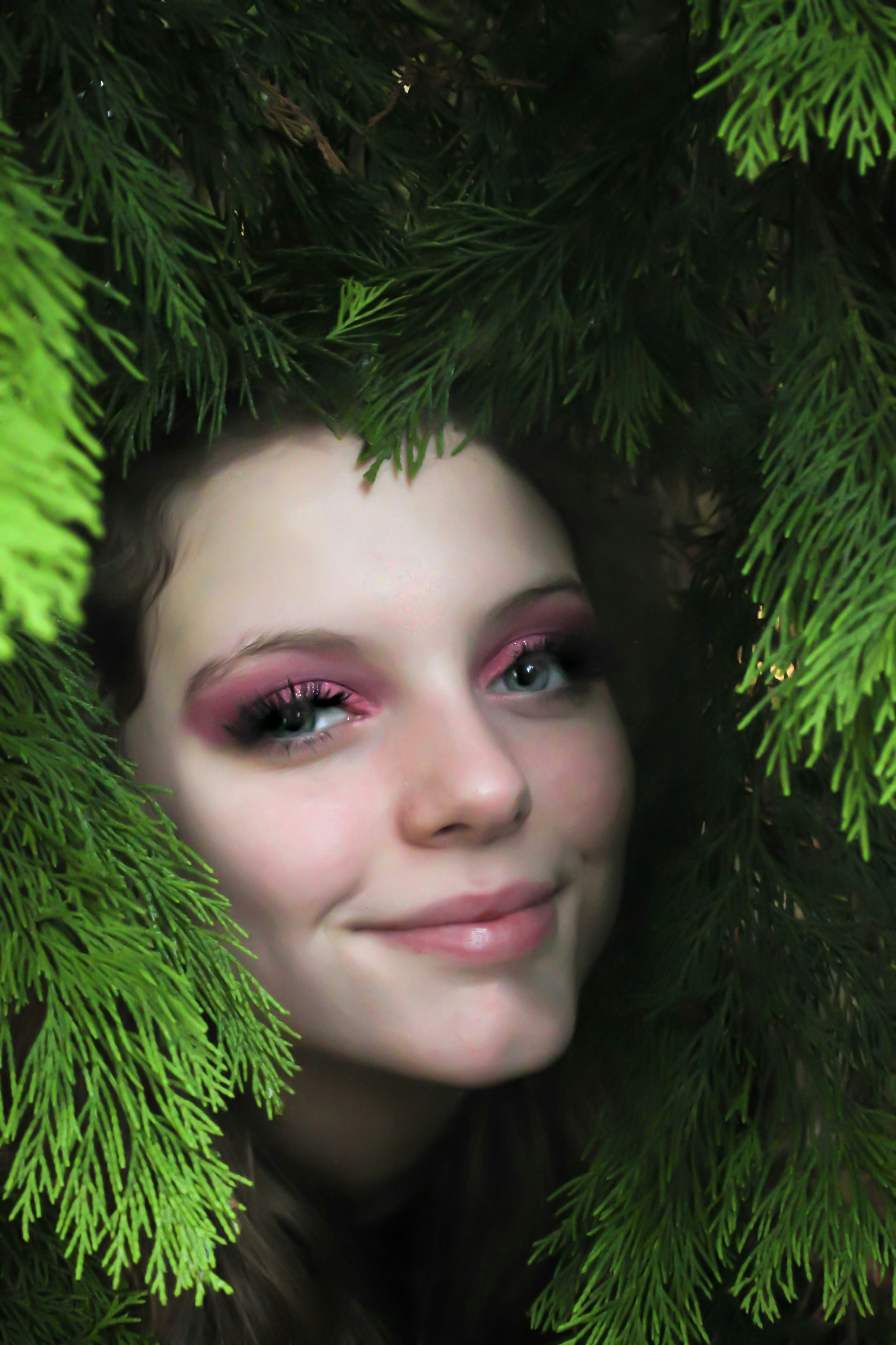 Une femme jette un coup d’œil à travers les branches d’un arbre photo ...