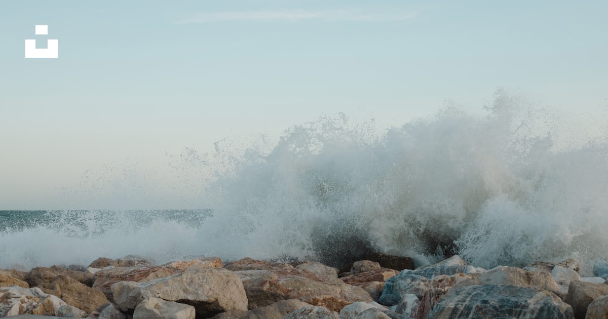 Une Grosse Vague Sécrase Sur Des Rochers Sur La Plage Photo Photo