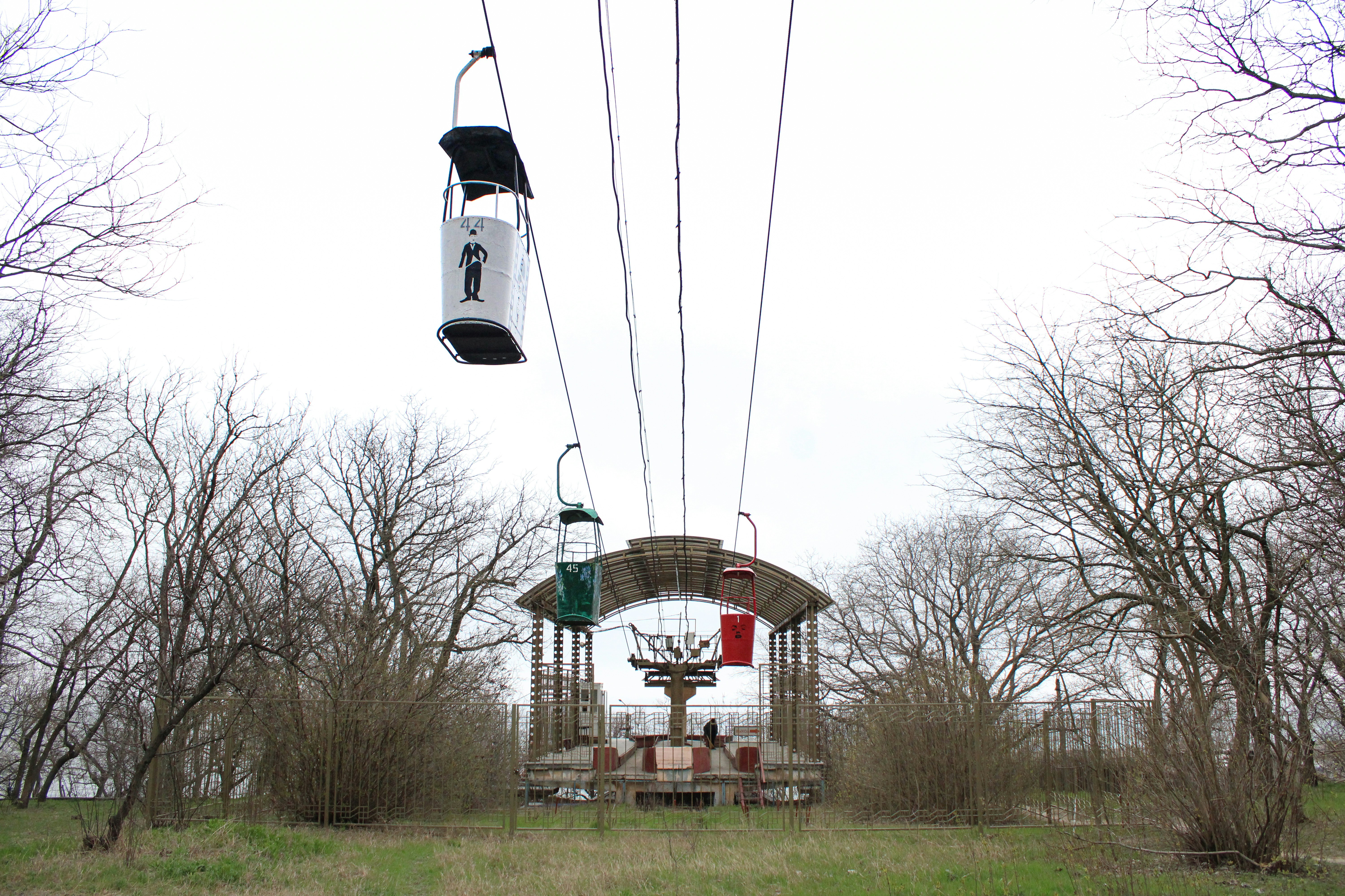 Quiet Park Gondola: A Winter Lift Above Bare Trees