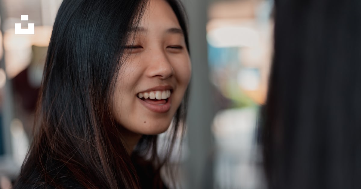 여자가 폴더를 들고 웃고 있다 사진 Unsplash의 무료 여자 이미지