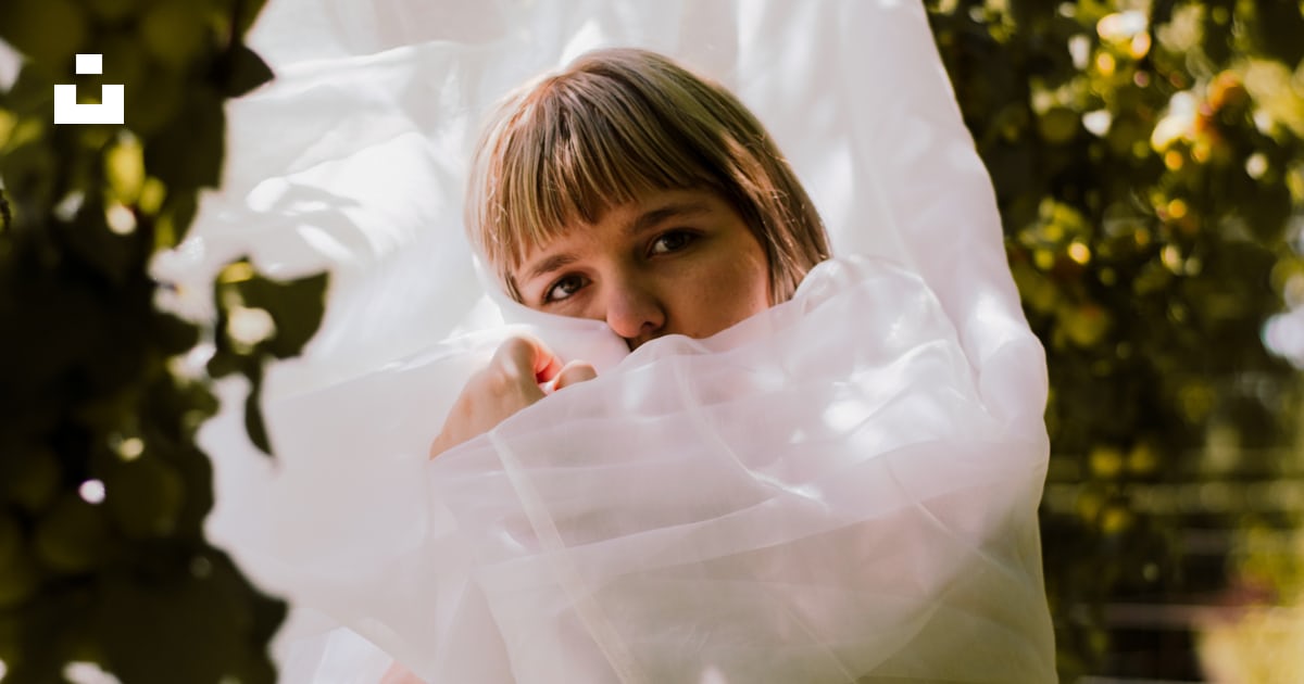 Foto Una Mujer Con Un Vestido Blanco Parada Debajo De Un árbol Imagen