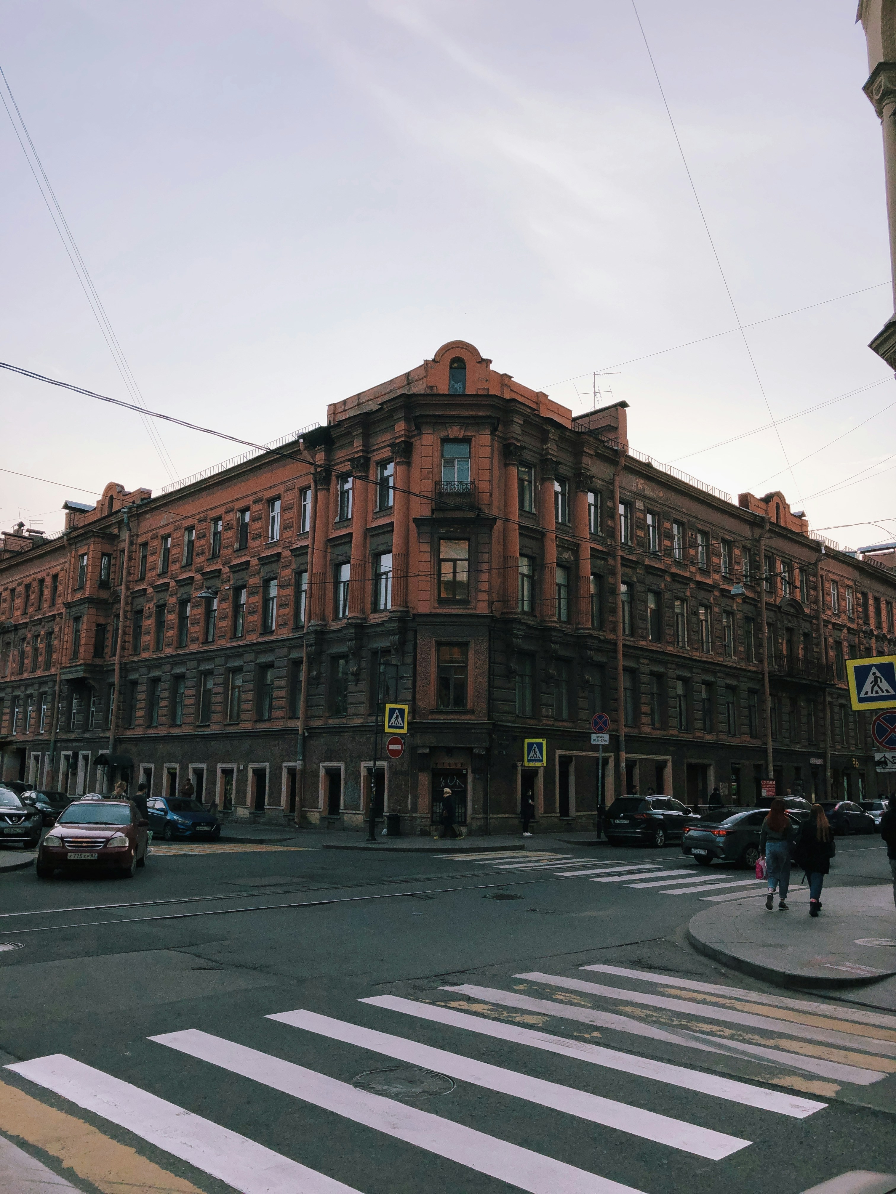 A large brown building sitting on the corner of a street photo – Free ...