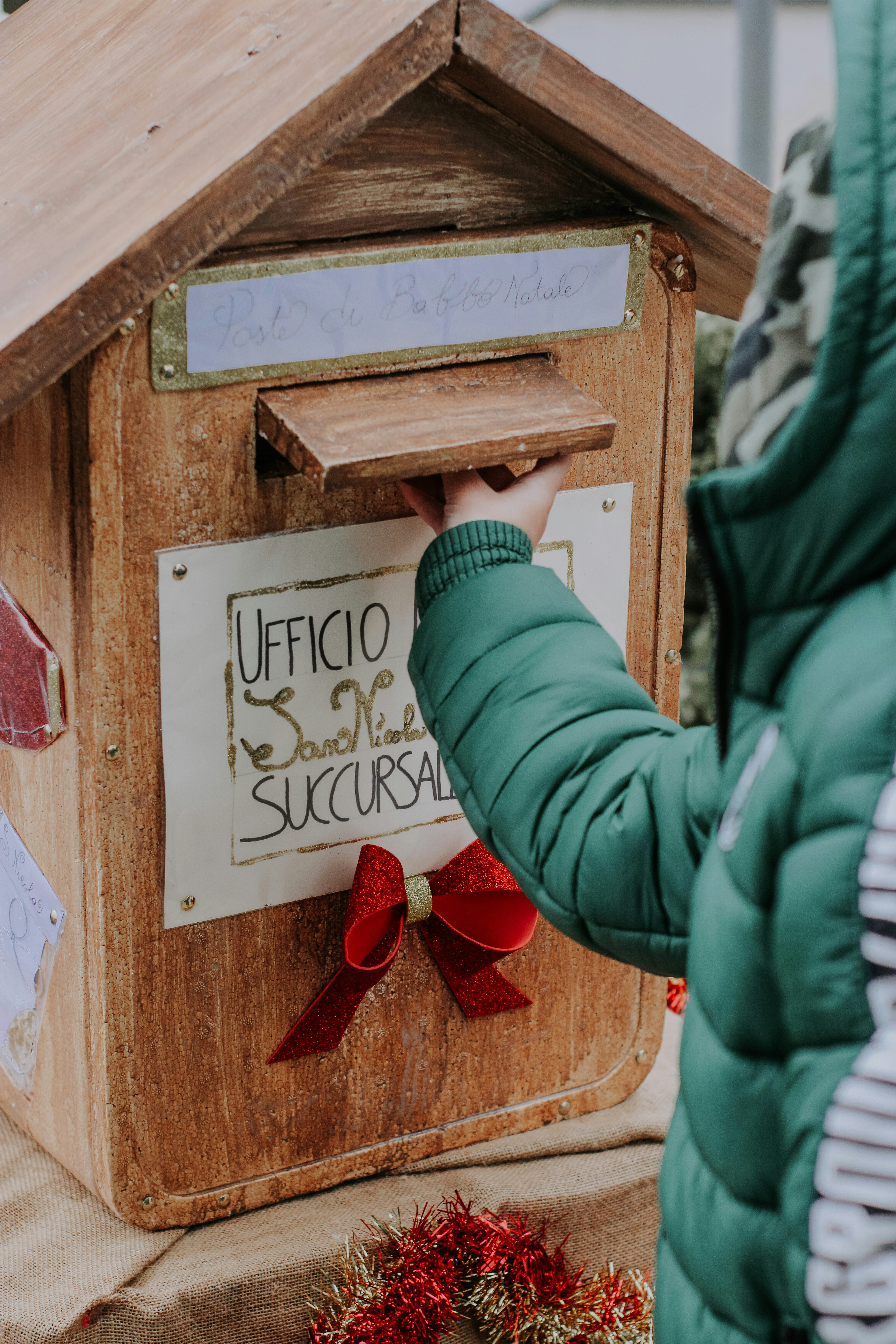 Una persona que pone un letrero en un buzón foto – Imagen de Isquia ...
