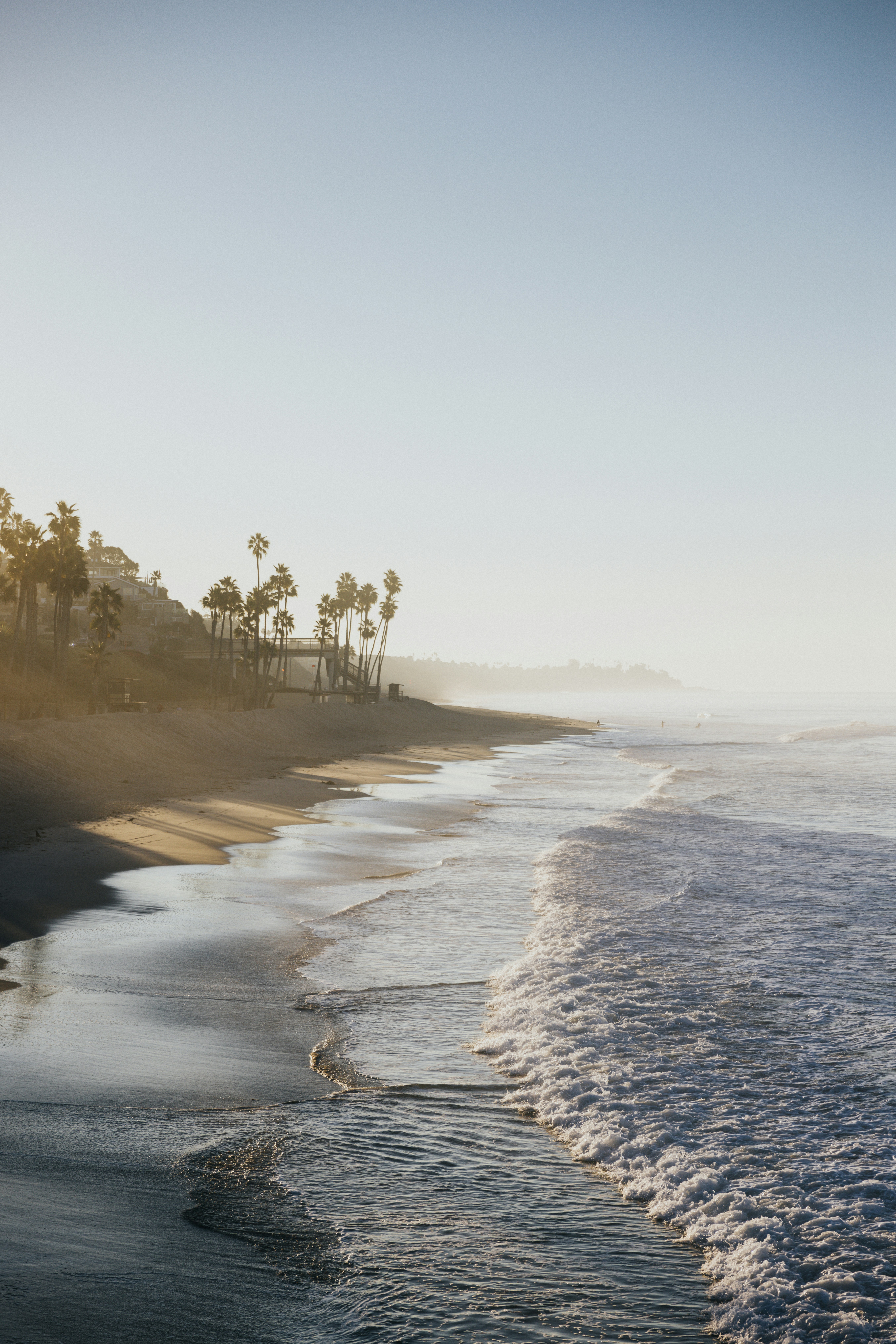 Une vue d’une plage avec des vagues qui entrent sur le rivage photo ...