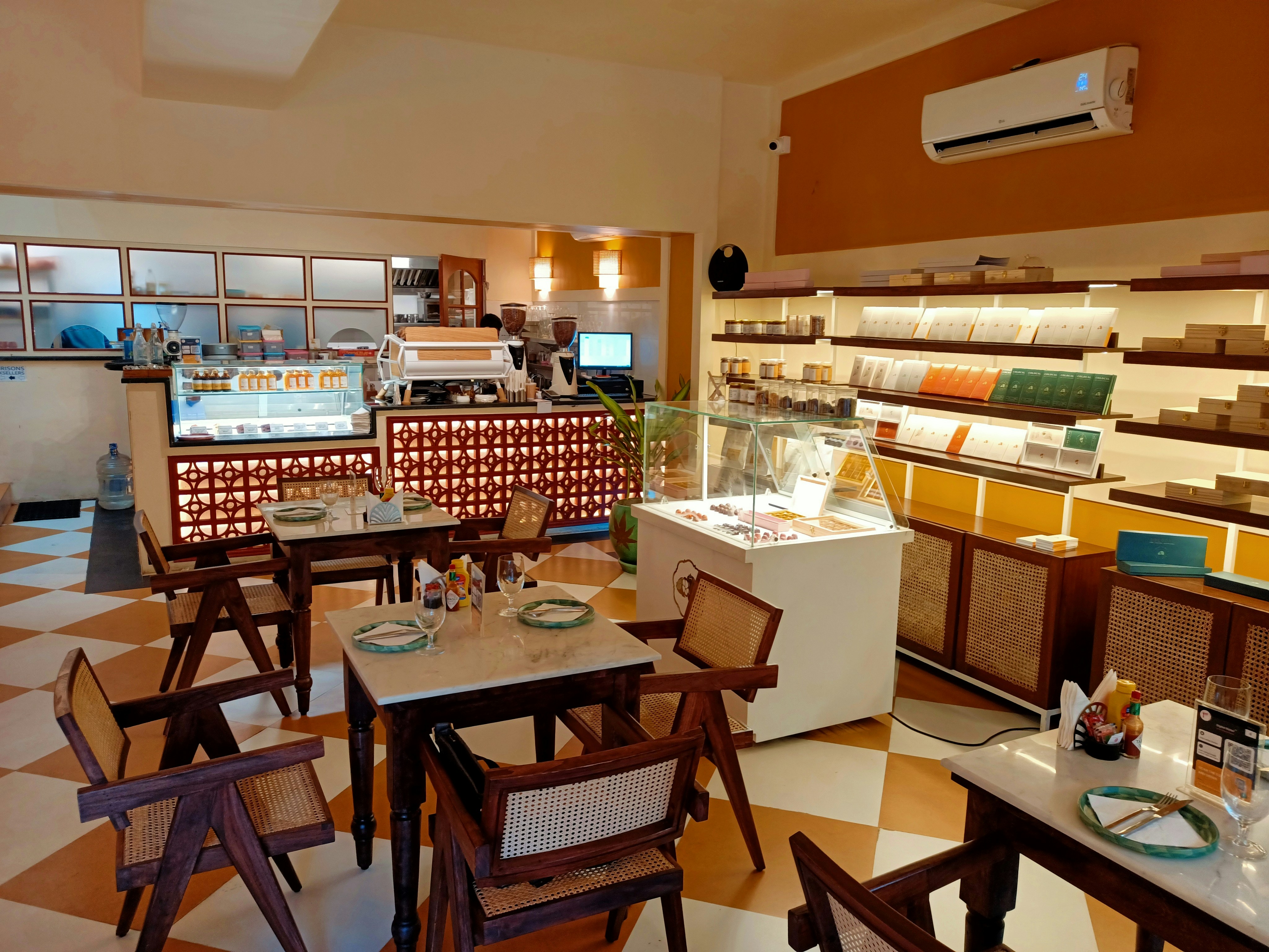 A restaurant filled with lots of tables and chairs photo – Free Bengali ...