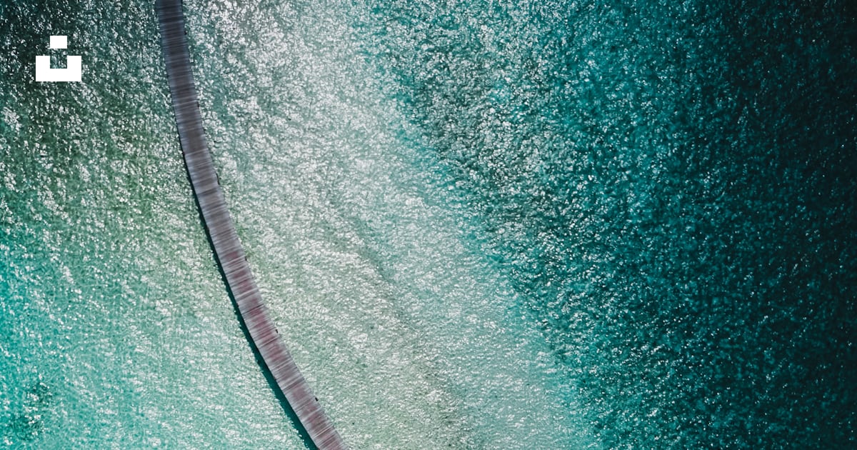 Une Vue Aérienne Dune Jetée Dans Leau Photo Photo Turquoise