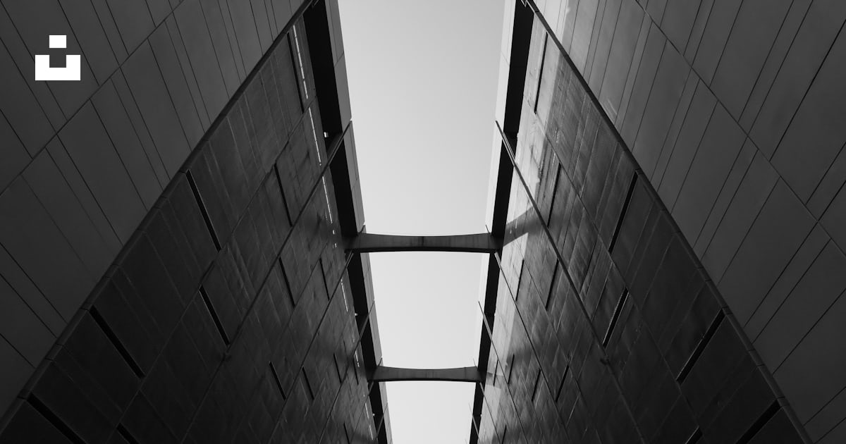 Foto Uma Foto Em Preto E Branco De Uma Passarela Entre Dois Edifícios