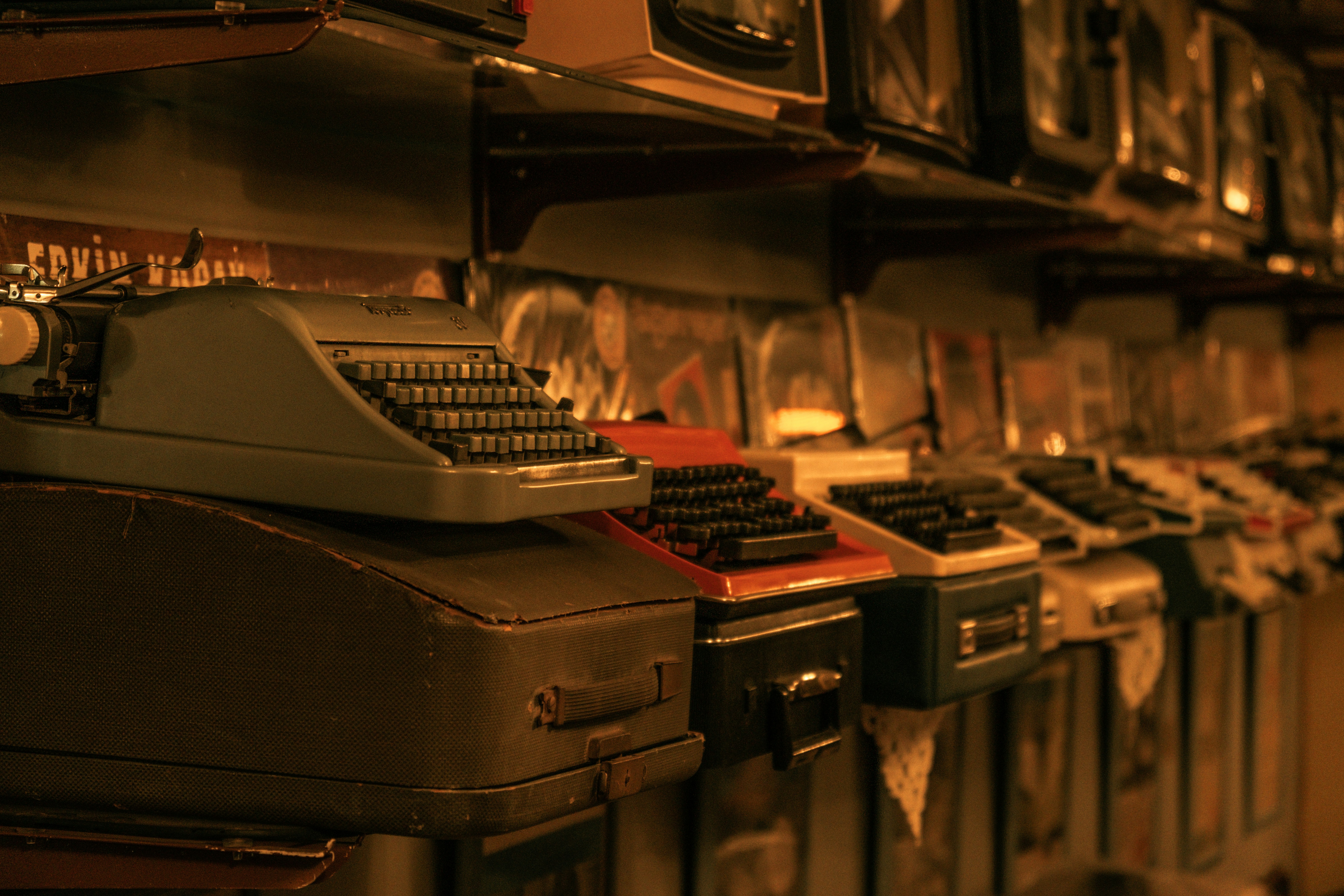 A row of old fashioned typewriters on display photo – Free Denizli ...
