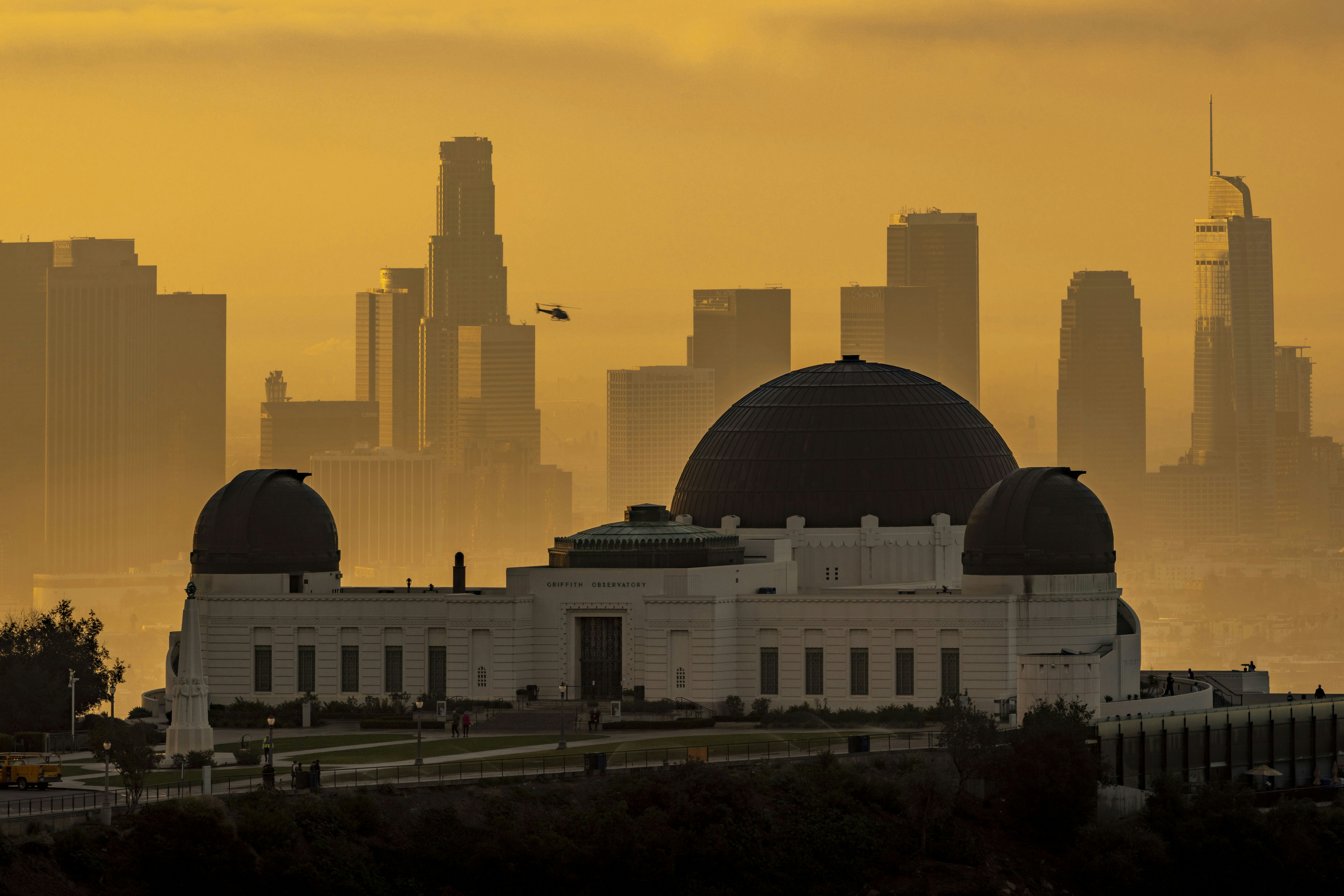 A view of a city skyline from a distance photo – Free Griffith ...
