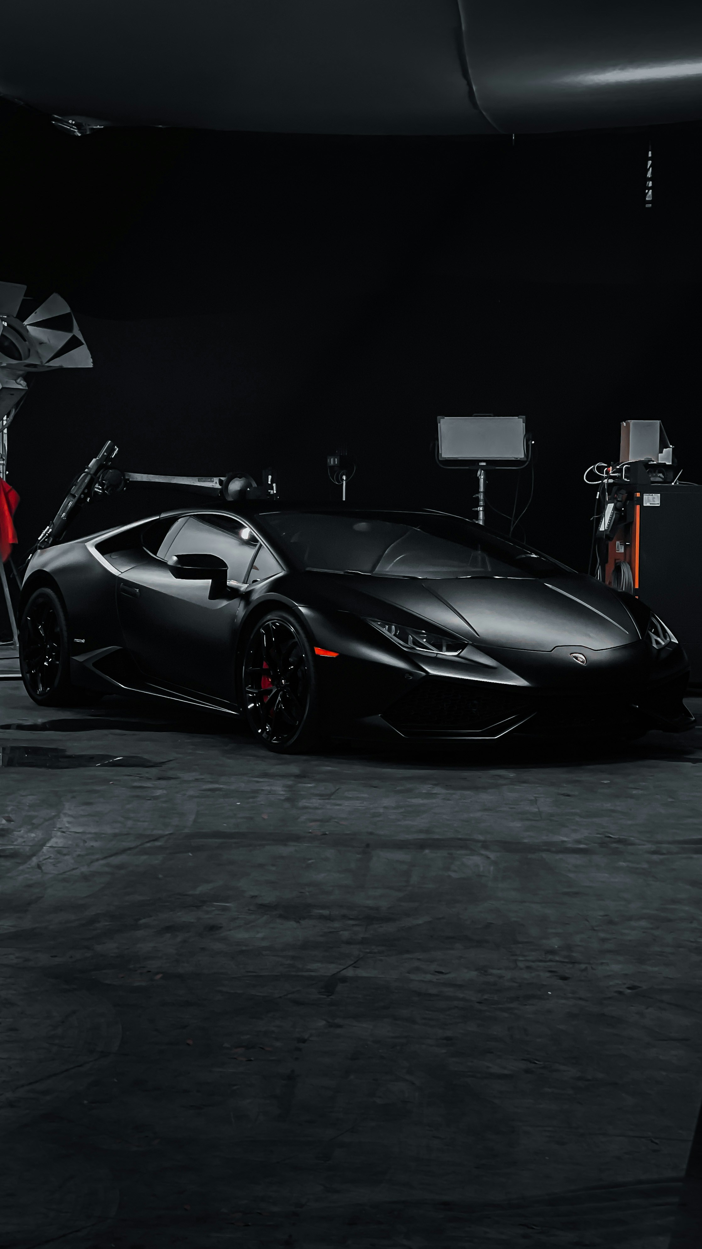 Foto Un auto deportivo negro estacionado en un garaje – Imagen Vehículo ...